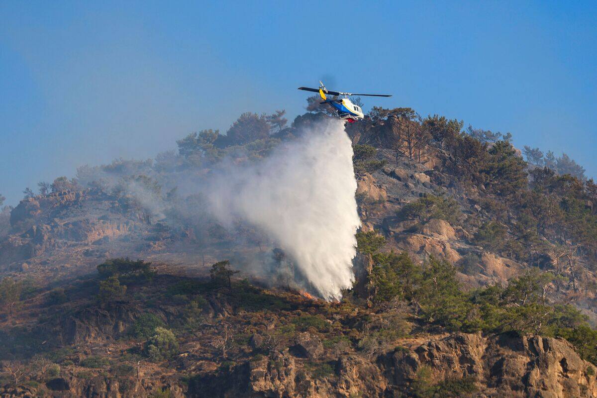 EN IMAGES | Violent incendie en Crète: des milliers de touristes et d ...