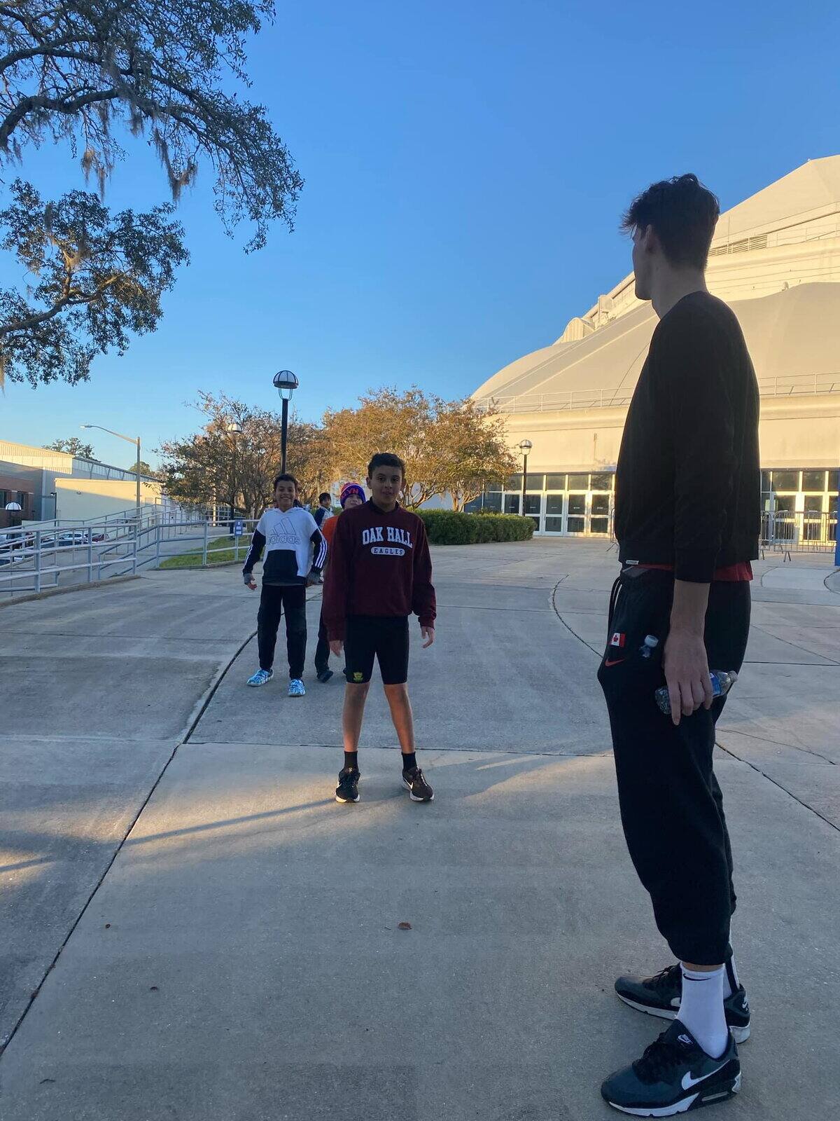 À la rencontre du géant québécois du basketball: à 7 pieds 9 pouces ...