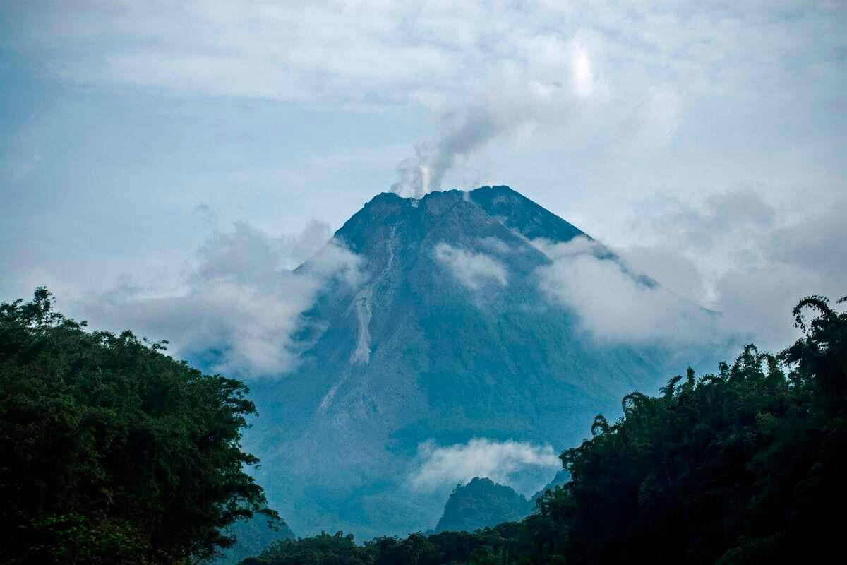 Indonésie: le volcan Merapi entre en éruption | TVA Nouvelles