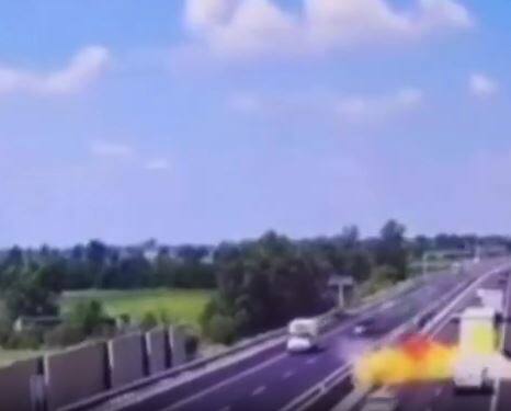 EN IMAGES | Italie: un avion s’écrase et s’enflamme sur l’autoroute ...