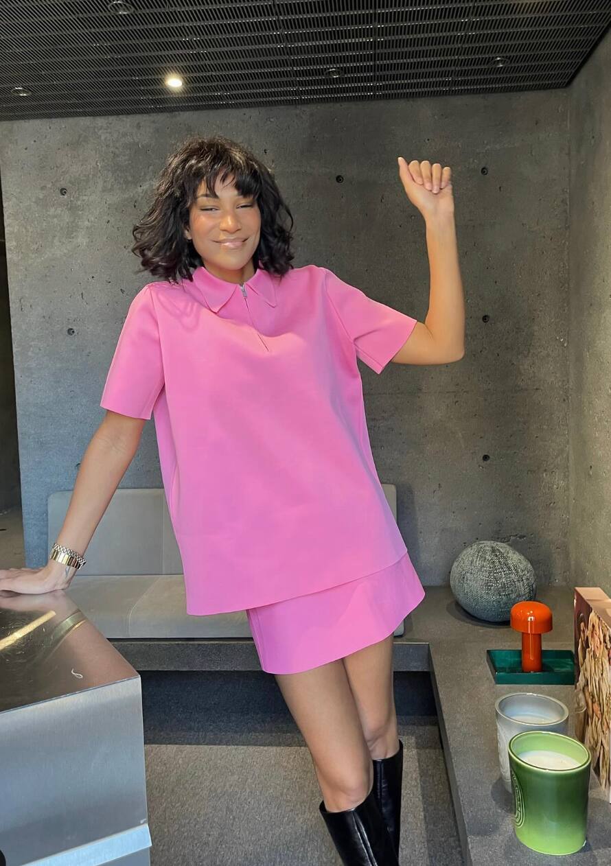 Sensuelle et rebelle, Naadei pose en «crop top» et veste de cuir | 24 ...