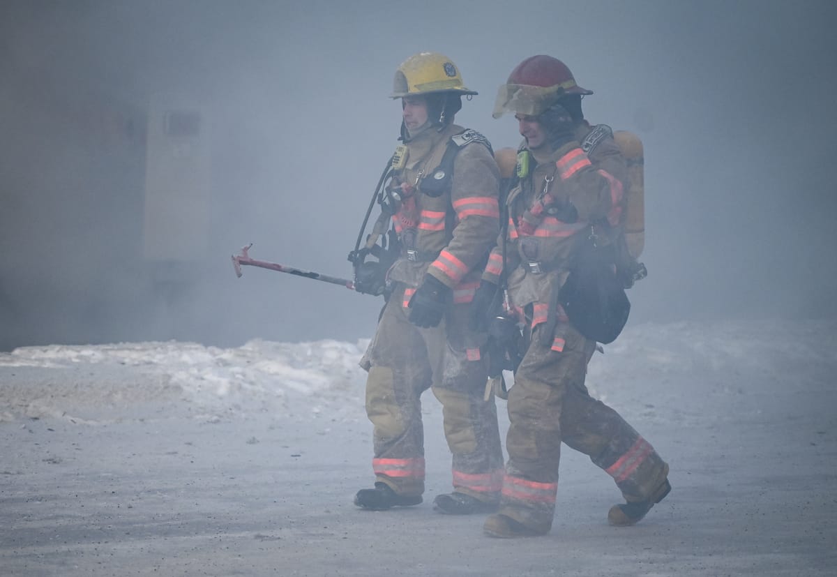 [EN IMAGES] Un incendie majeur fait rage à Montréal, une centaine de ...