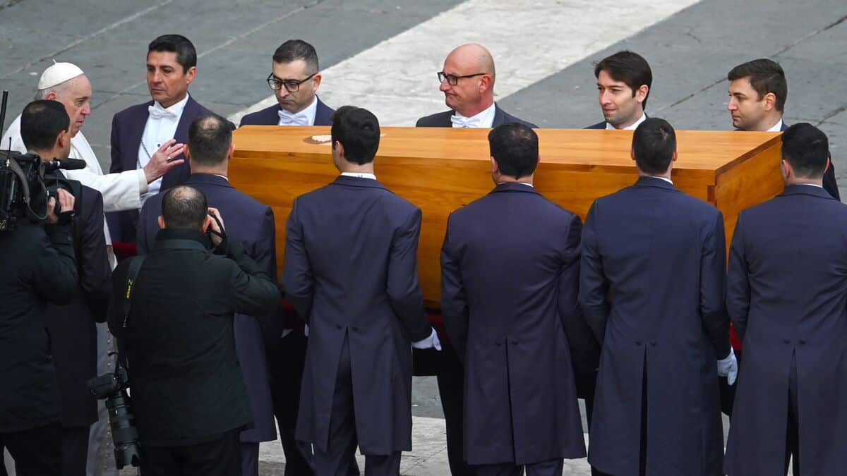 Dernier hommage de François à Benoît XVI devant les fidèles à Saint ...