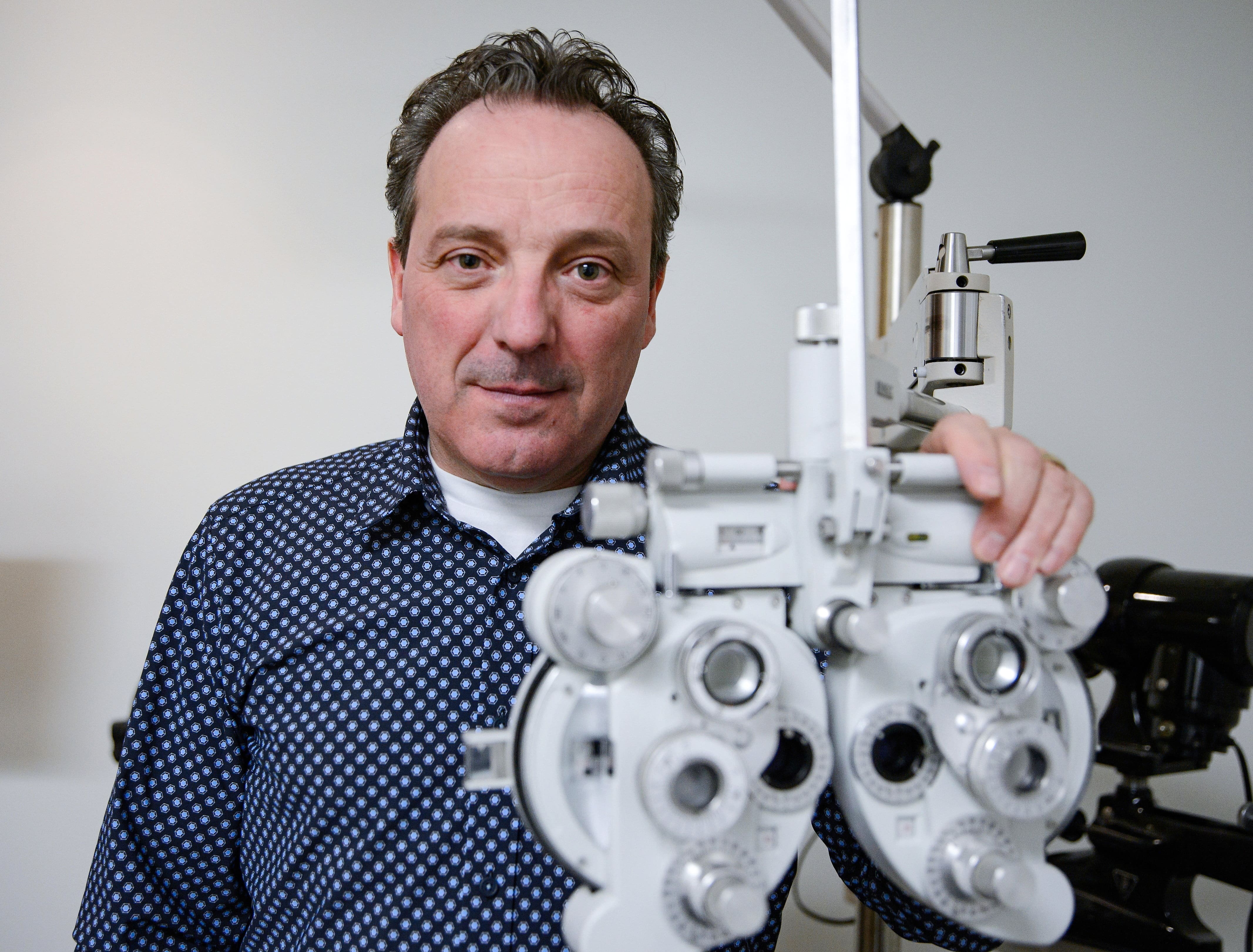 Des dizaines de Québécois disent ressentir des symptômes aux yeux après ...
