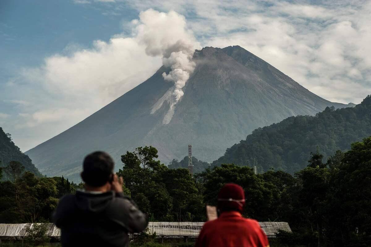 Indonésie: le volcan Merapi entre en éruption | TVA Nouvelles