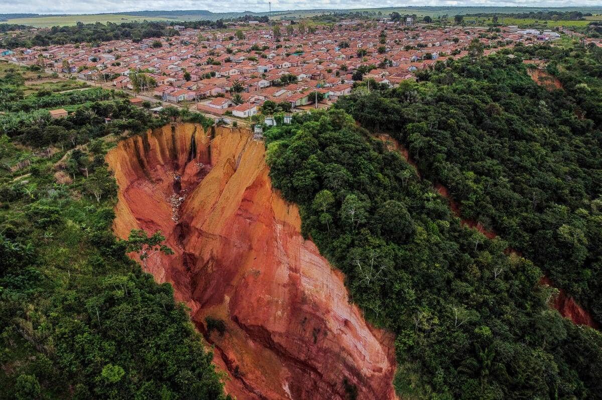 [À VOIR] Des maisons englouties par des cratères géants au Brésil | JDM