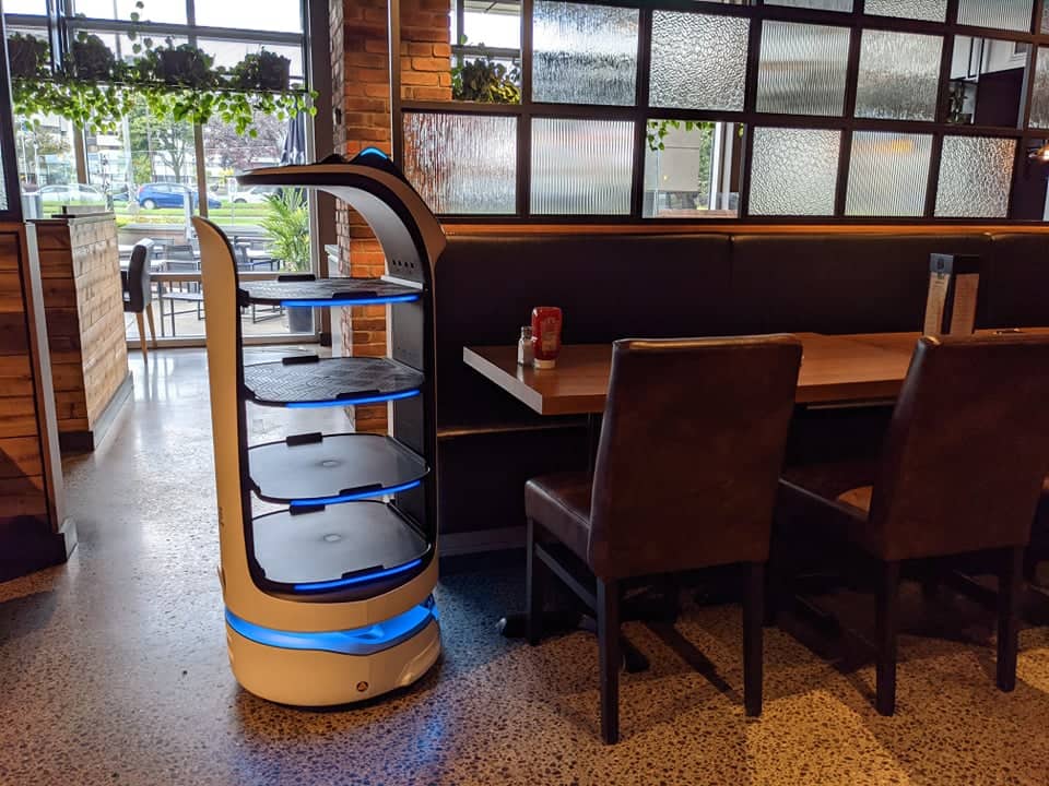 [VIDÉO] On a testé le robot-serveur du Barbies resto bar grill | 24 heures