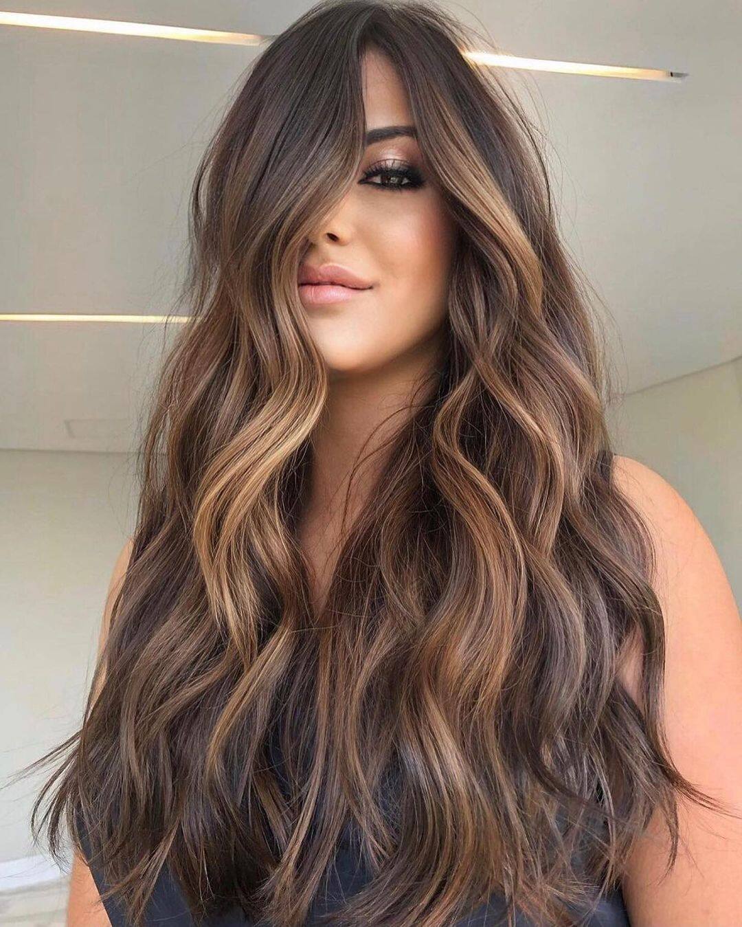 La tendance cheveux de l’automne parfaite pour les brunettes : la colo ...