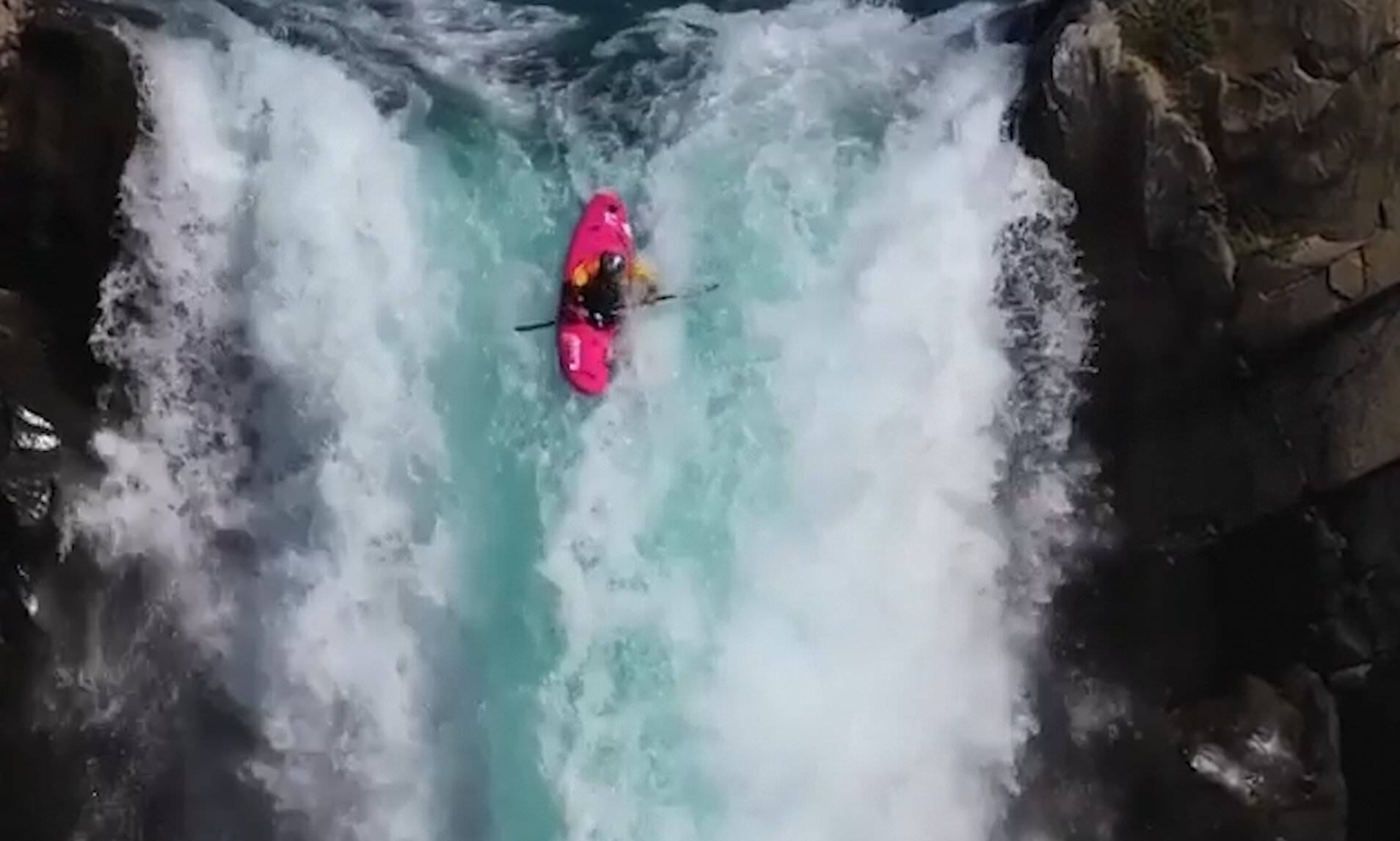 Il affronte une cascade de 40 mètres en kayak | TVA Nouvelles