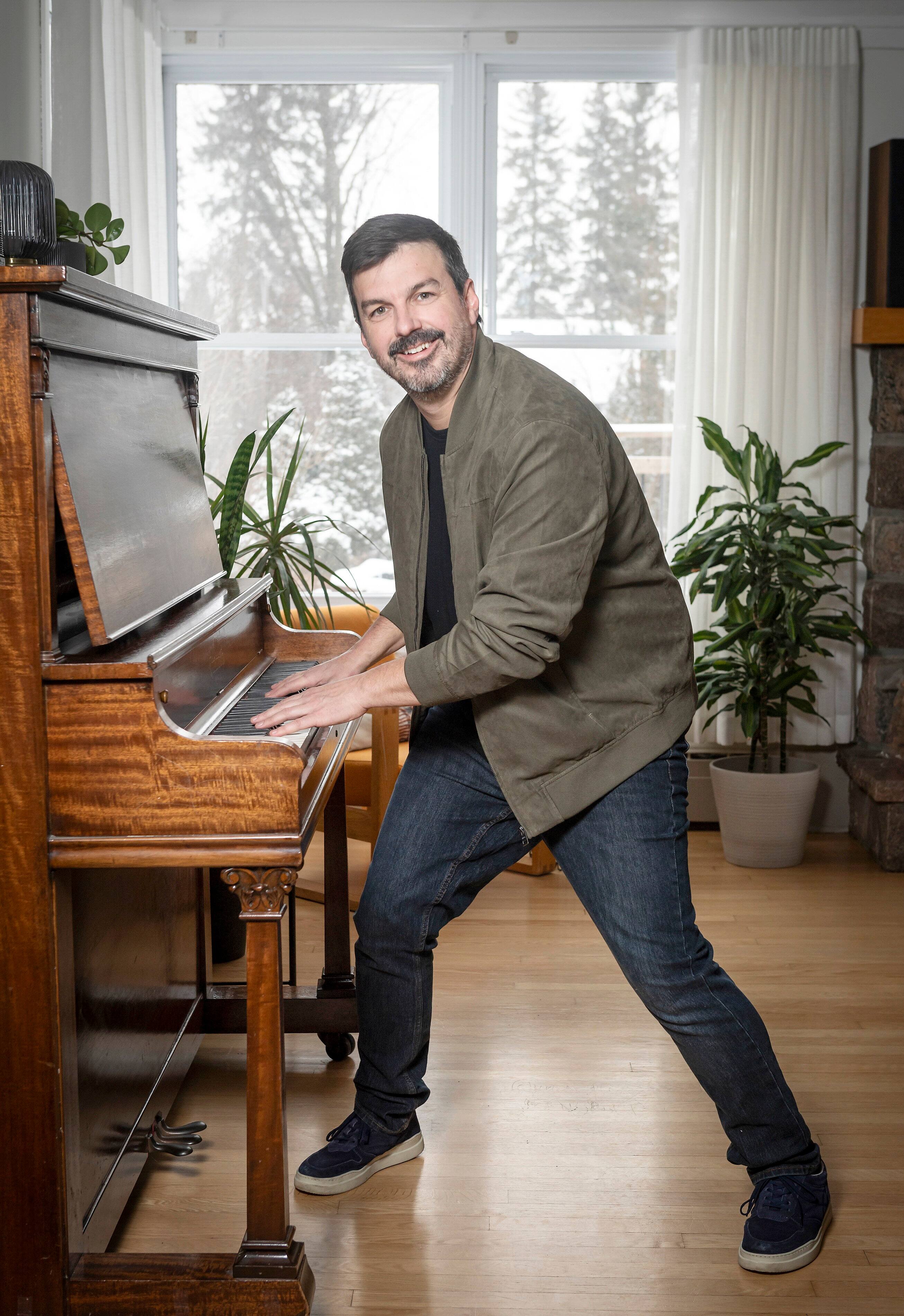 Damien Robitaille: le crooner devenu star du web peinait à remplir ses ...