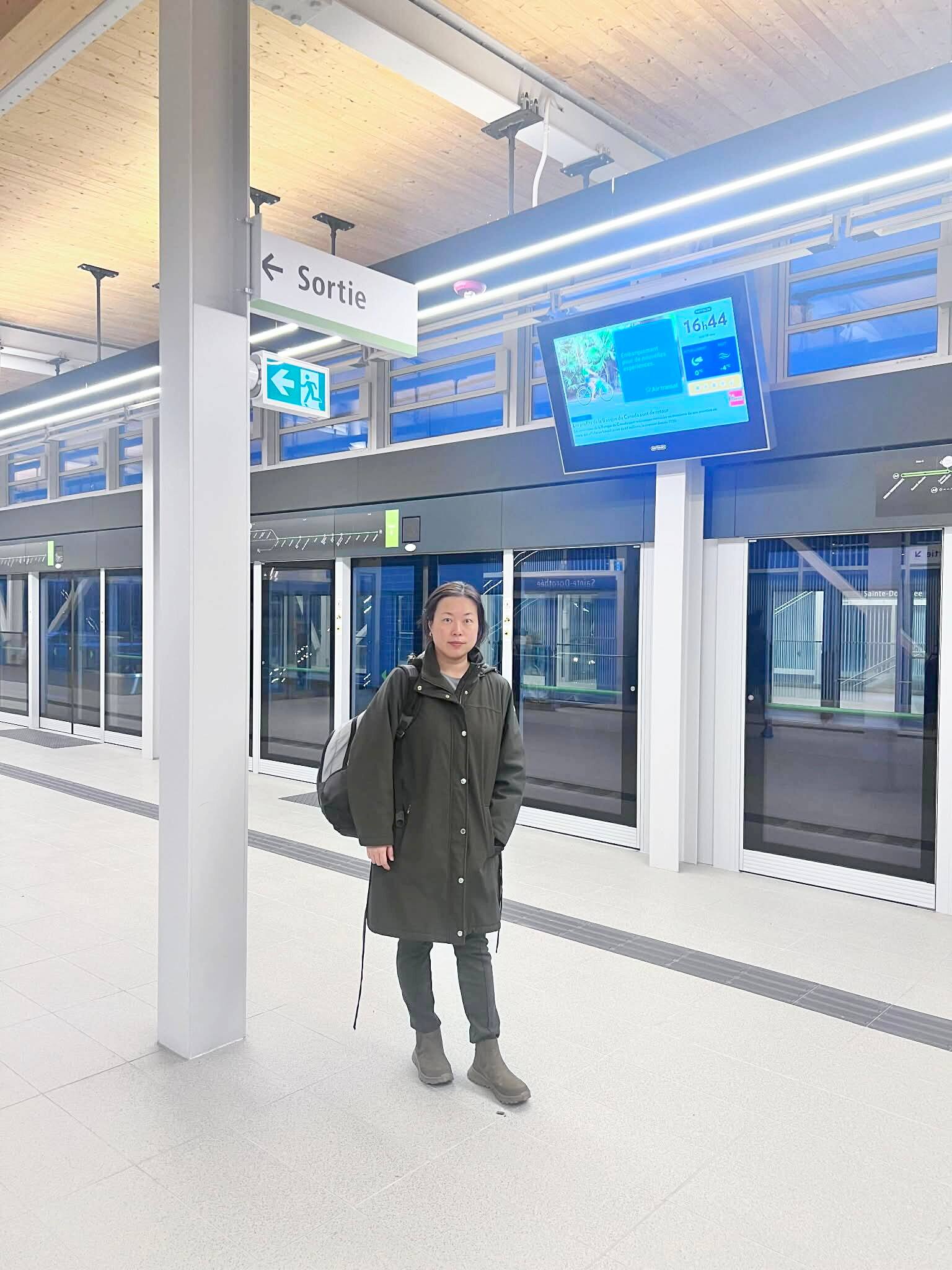 Interruption du REM: le viaduc en cause est accroché par des camions ...