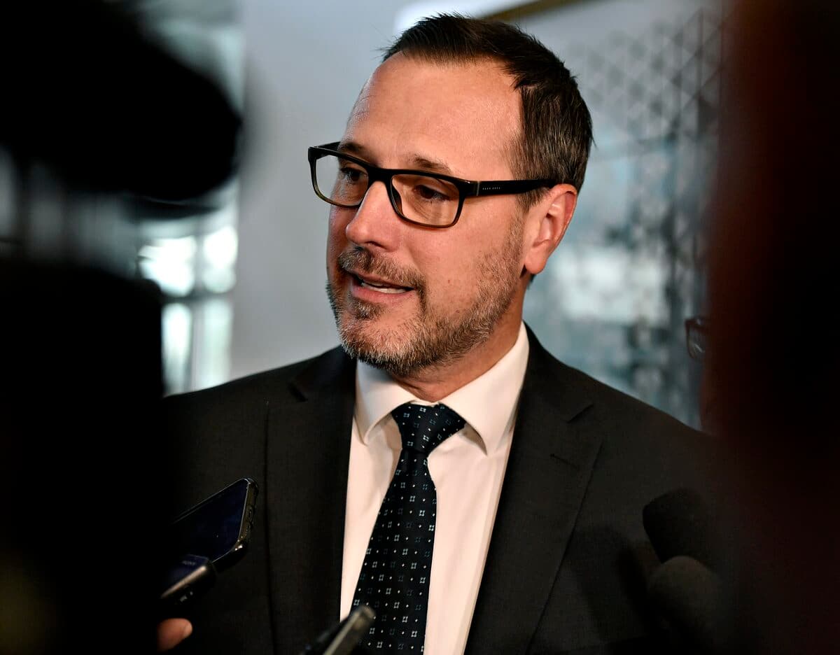 Déclin du français : Roberge appelle à «un réveil national» des ...