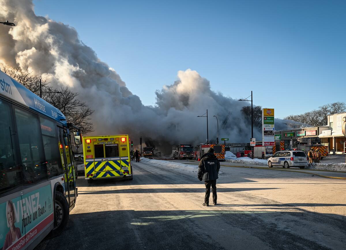 [EN IMAGES] Un incendie majeur fait rage à Montréal, une centaine de ...