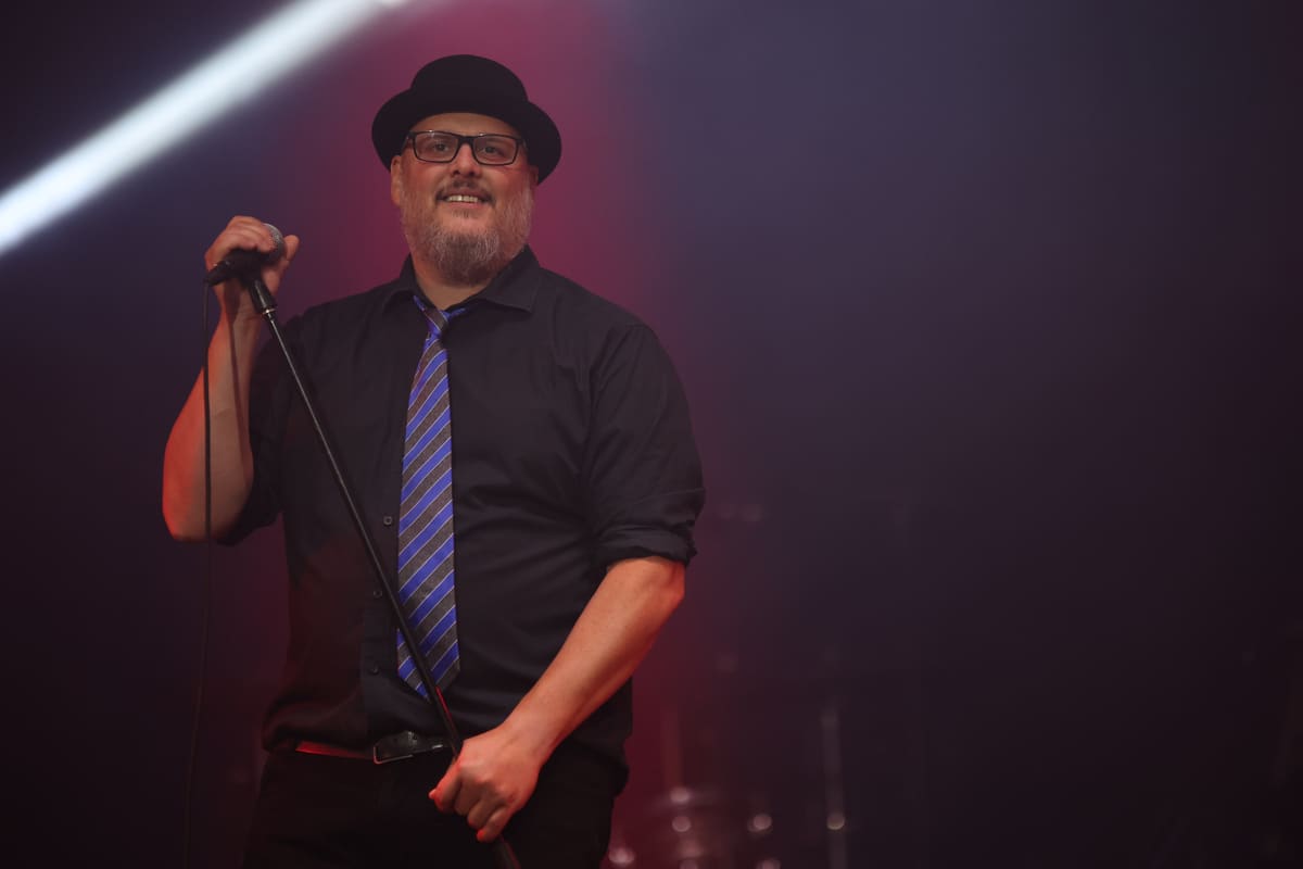 Karl Tremblay des Cowboys Fringants reçoit une grosse vague d'amour en ...