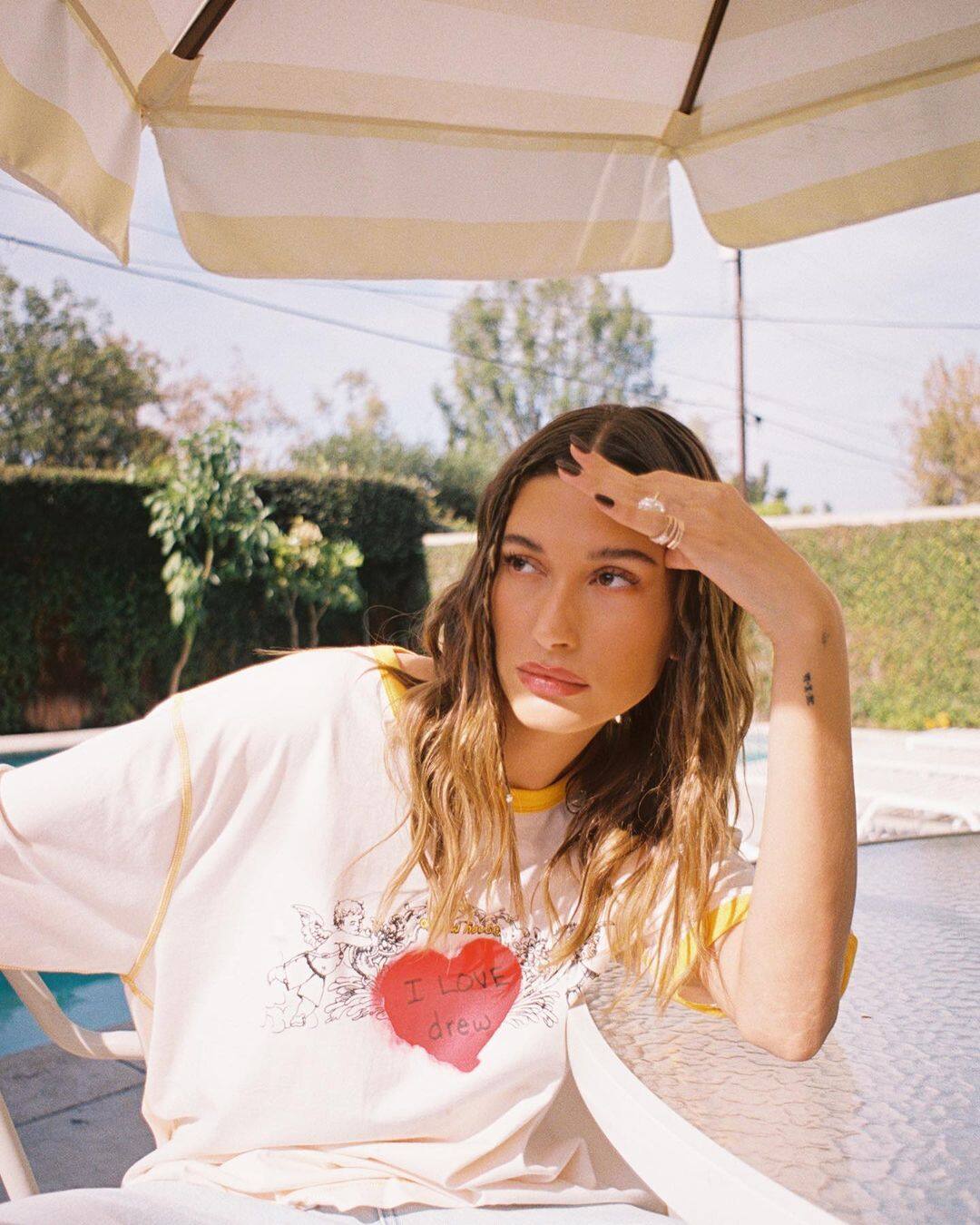 Cette coiffure ultra simple permet d’adopter la tendance Y2K facilement ...