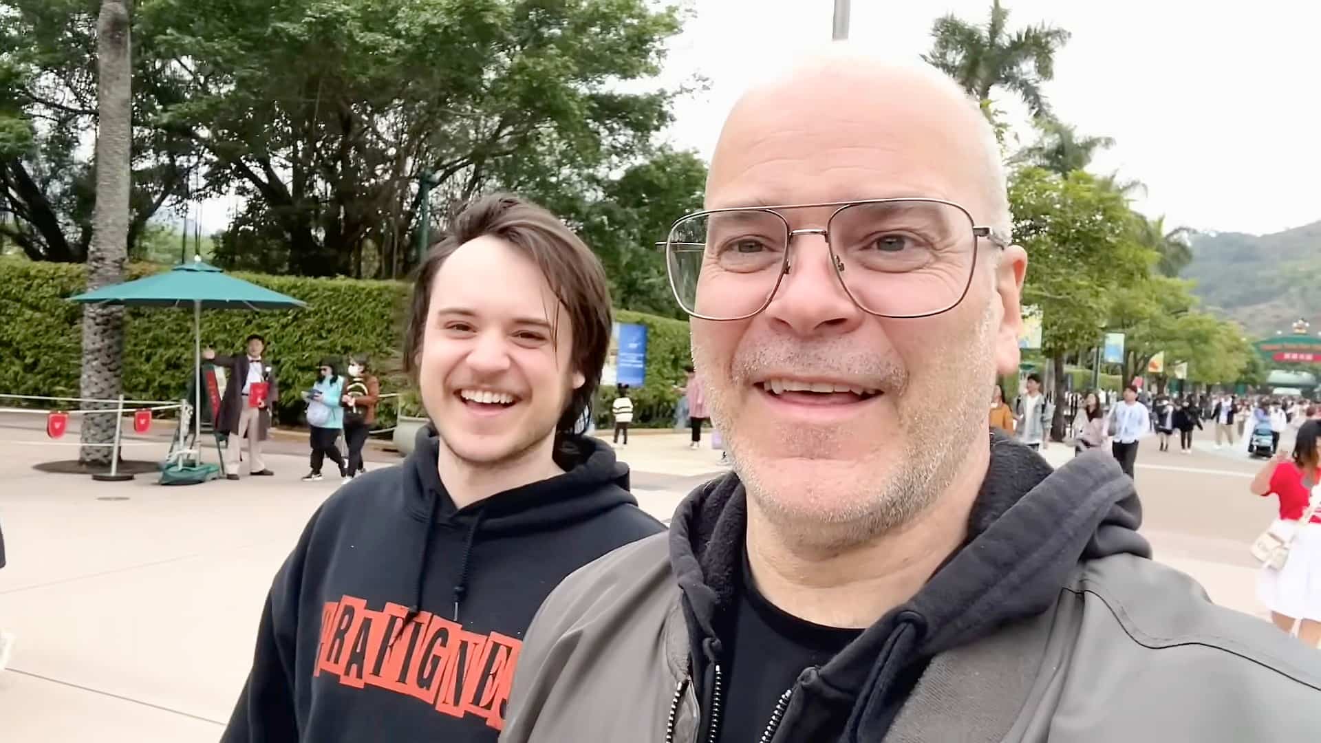 [À VOIR] L’humoriste Daniel Grenier est allé à Hong Kong avec son fils et leur vidéo de voyage ...