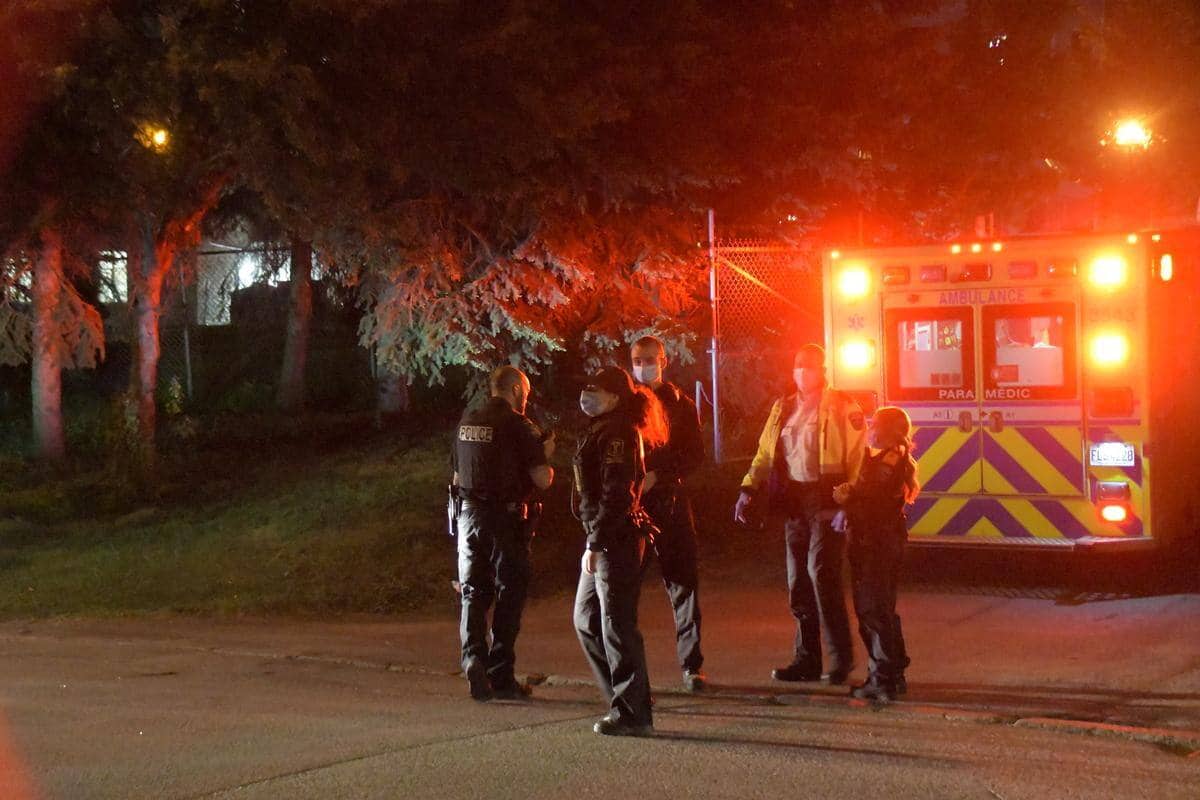 [PHOTOS] Violente agression au parc Victoria: deux personnes blessées | JDQ