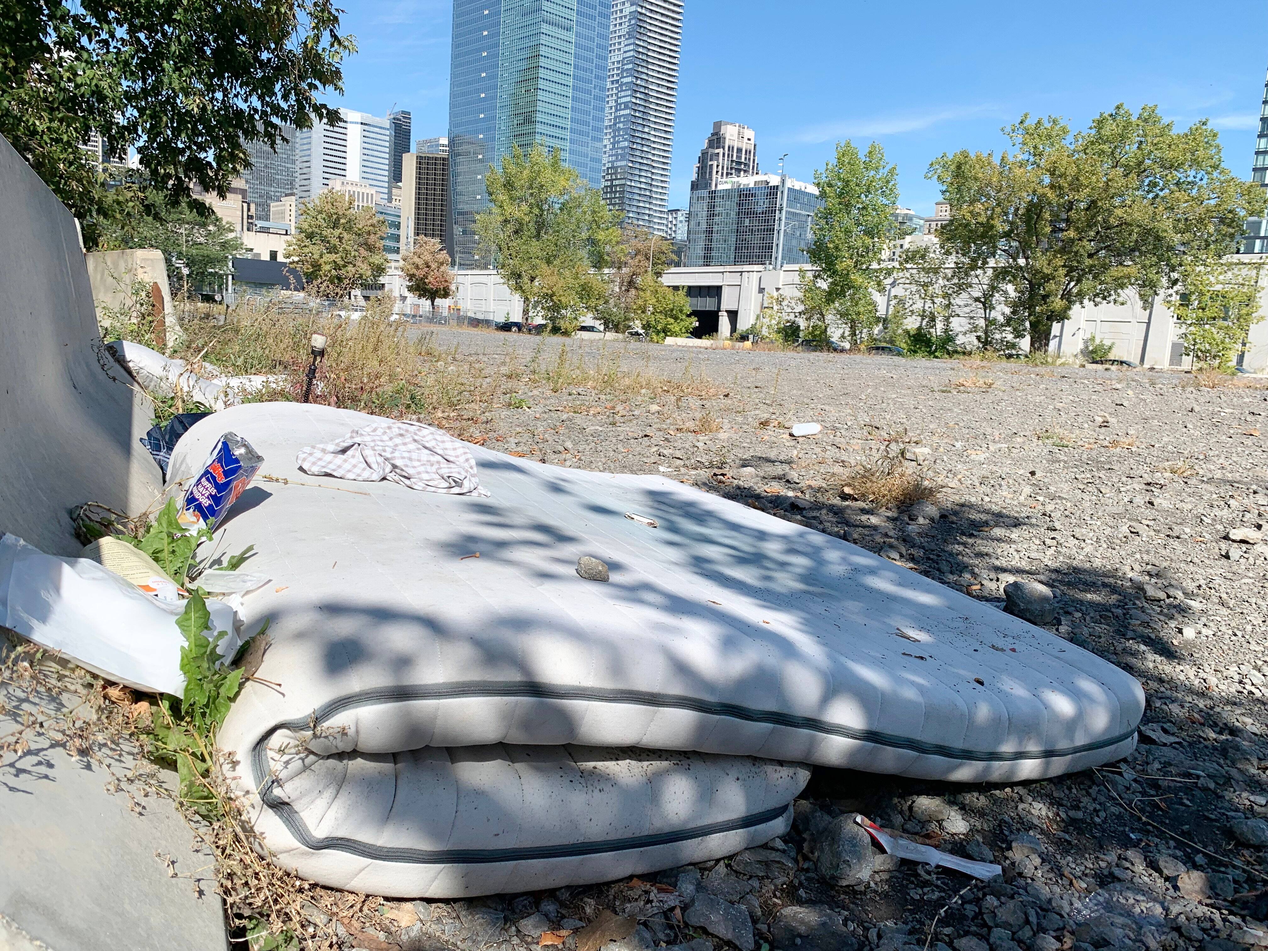En attendant le REM, un futur parc prend des allures de dépotoir et de ...