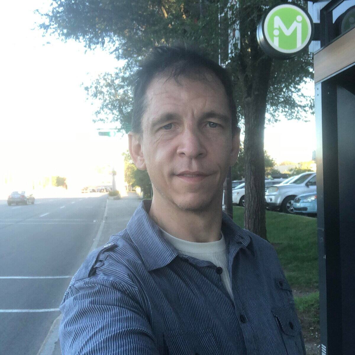 Déguisé en Mickey Mouse: une mascotte aux mains longues reconnue ...