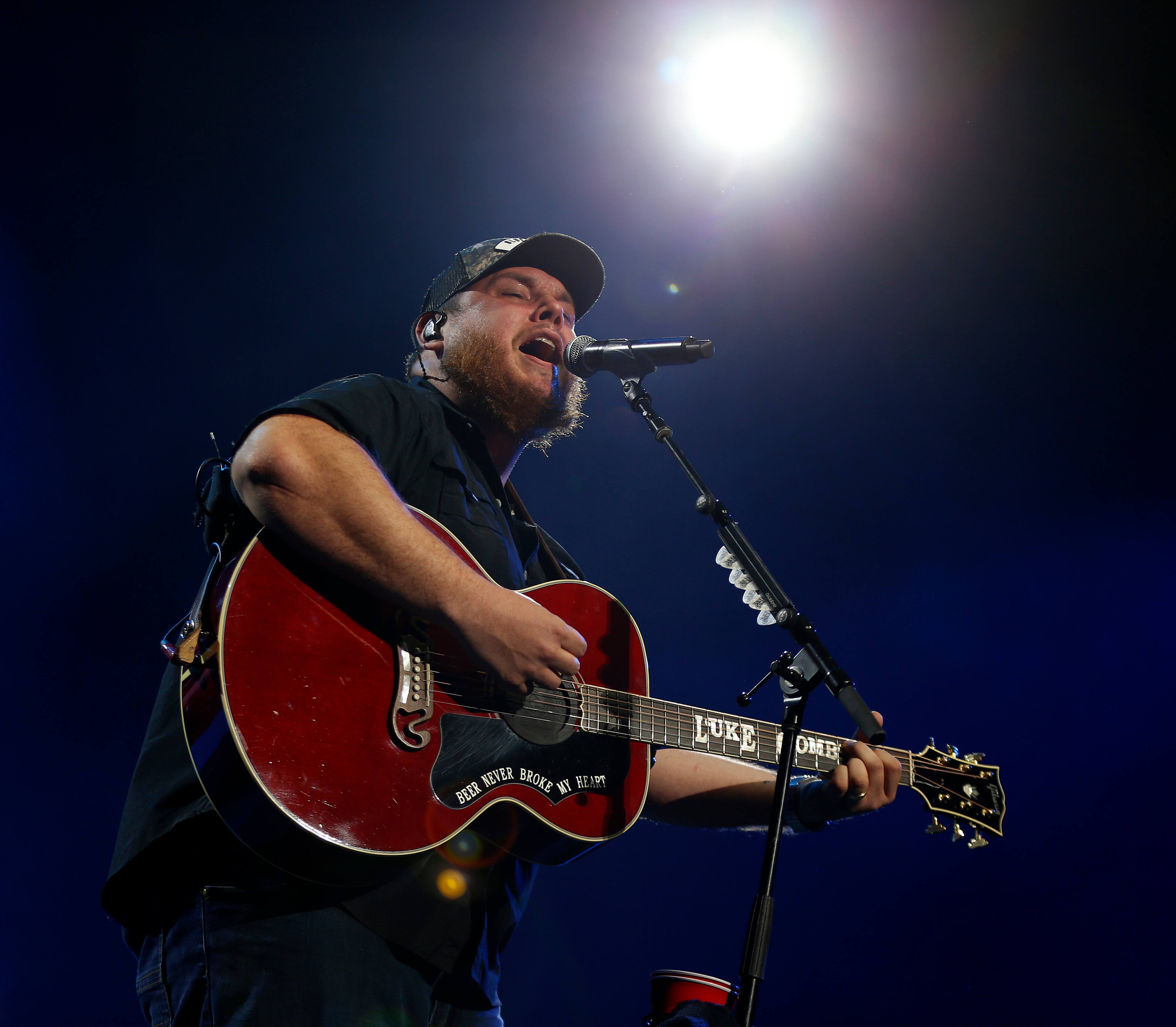 [EN IMAGES] Retrouvailles festives avec Luke Combs | JDQ