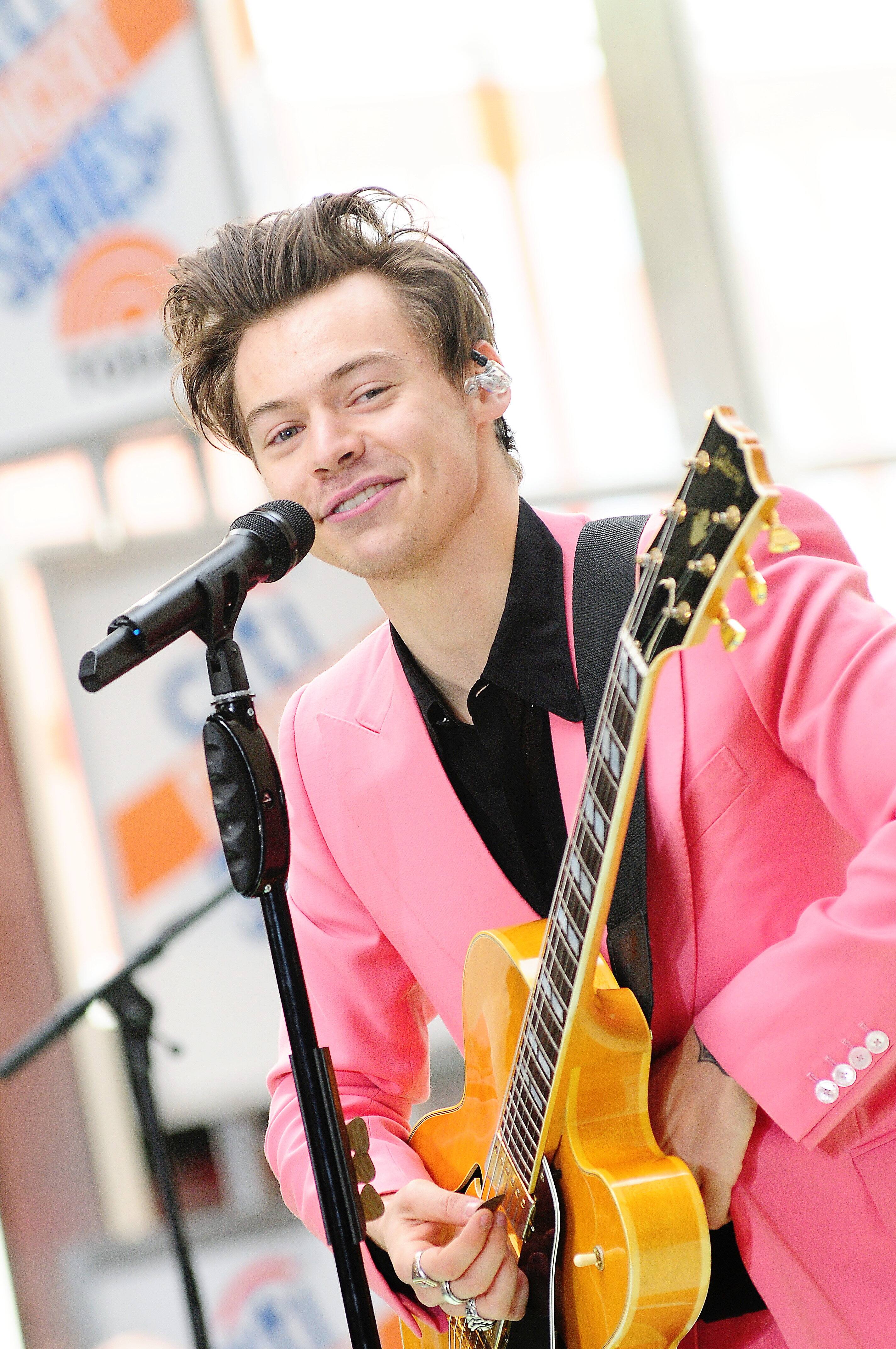 Biographie illustrée de Harry Styles : tout savoir sur sa carrière, ses ...