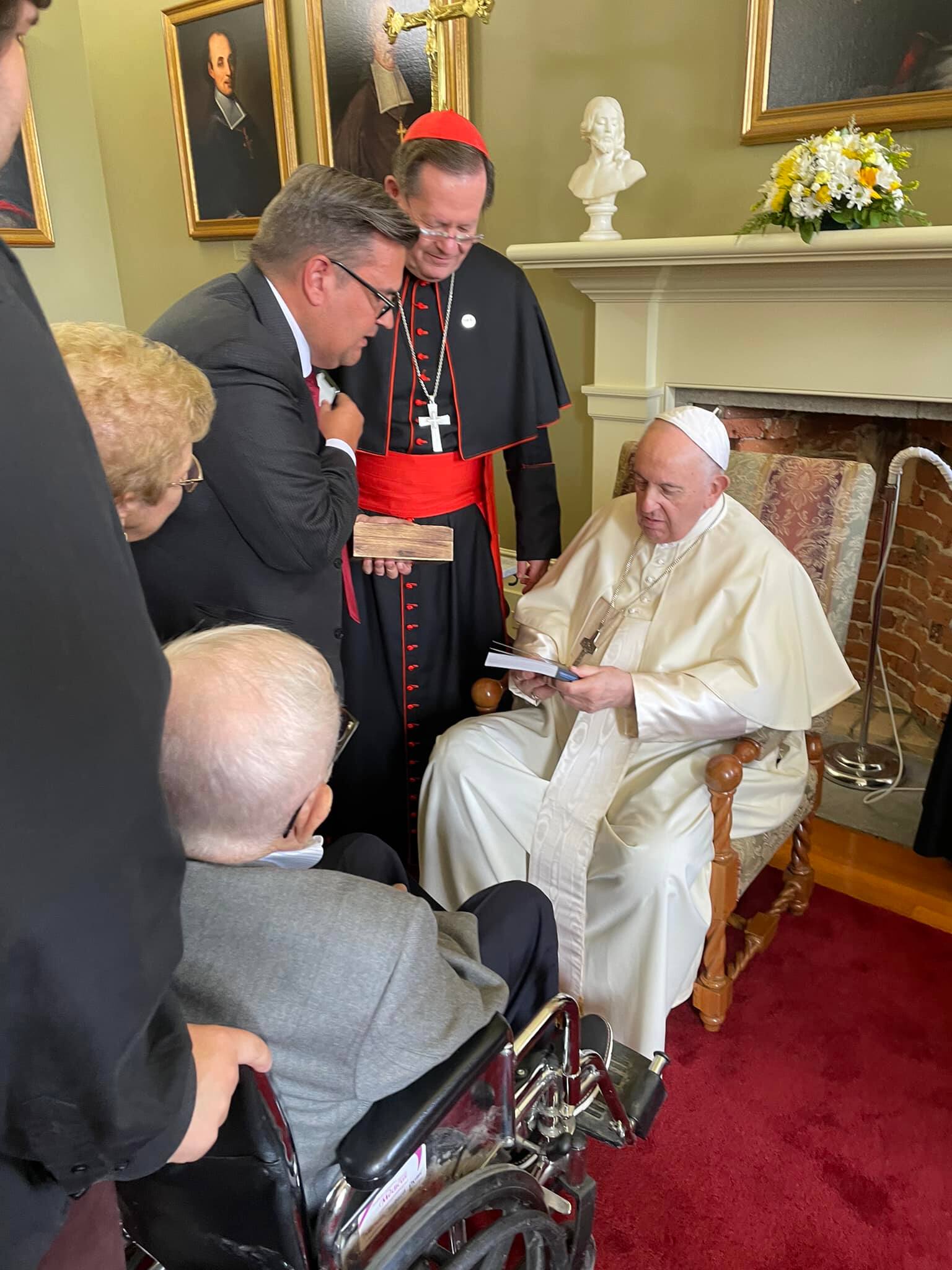 Denis Coderre a rencontré le pape et lui a donné son livre | Le Sac de ...