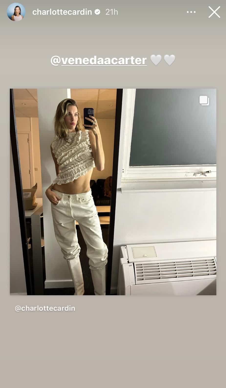 Charlotte Cardin Dévoile Sa Silhouette De Rêve Sur Scène Dans Un Look Monochrome Séduisant 24