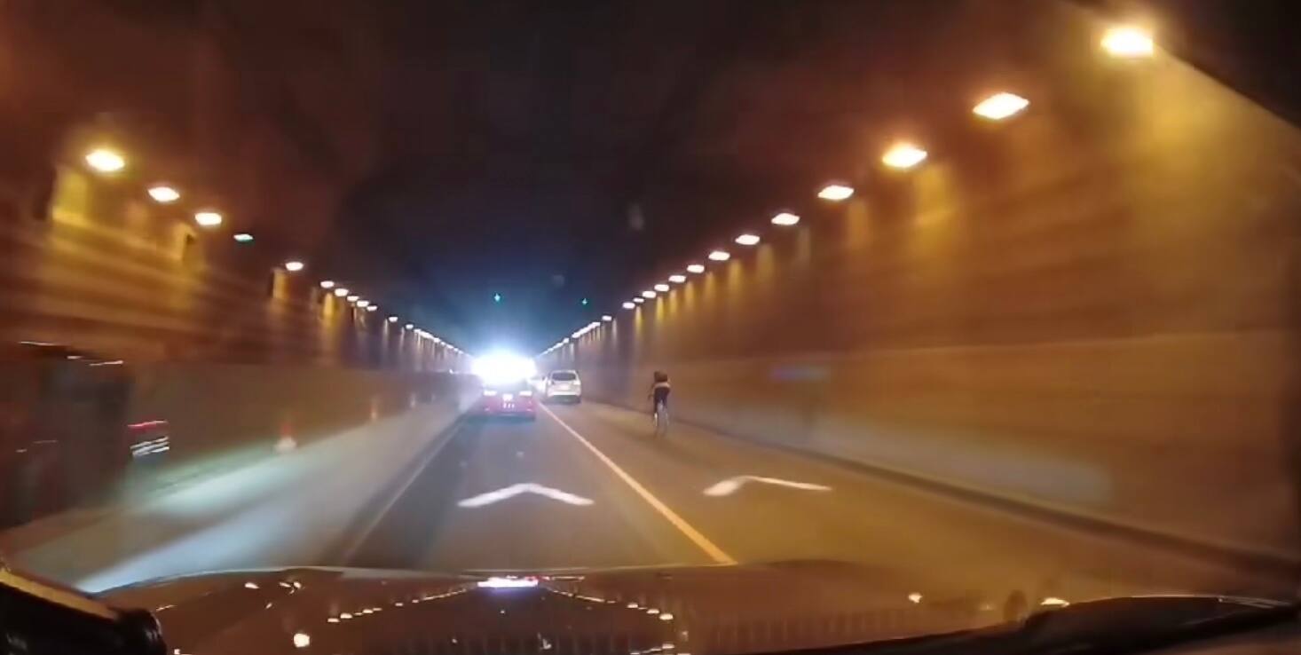 [VIDÉO] Un cycliste circule dans le tunnel Louis-Hippolyte-La Fontaine ...