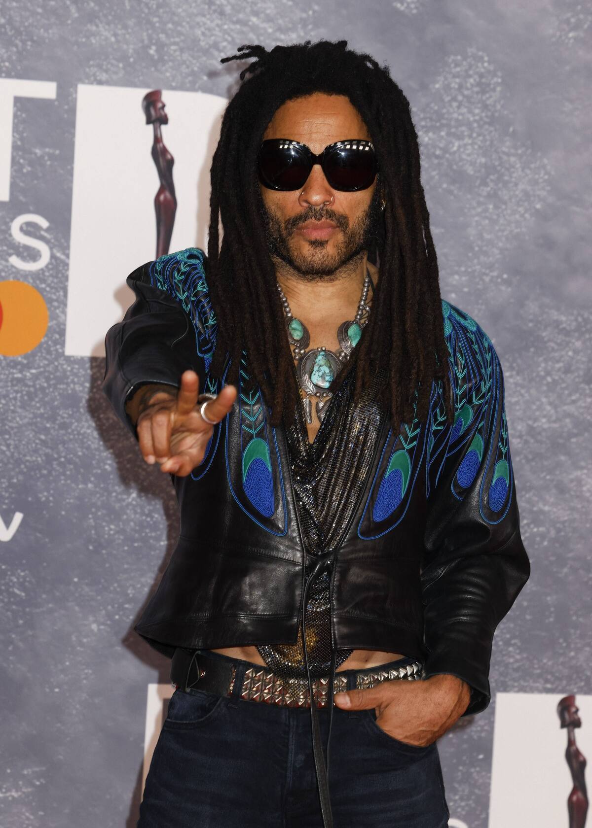 [PHOTOS] De Sabrina Carpenter à Lenny Kravitz, les stars défilent sur le tapis rouge des BRIT ...