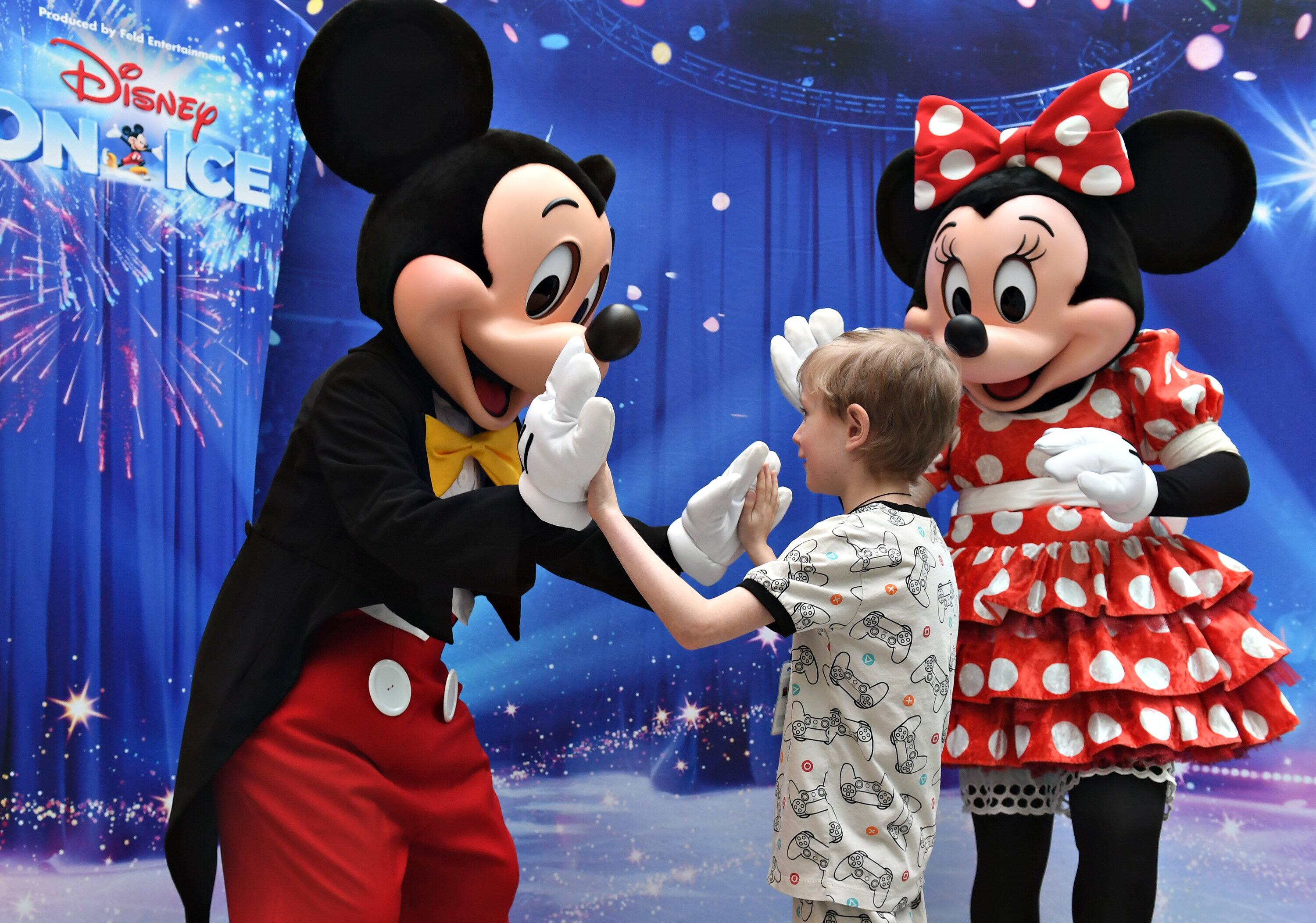 La belle visite de Mickey et Minnie au Centre mère-enfant Soleil du CHU ...