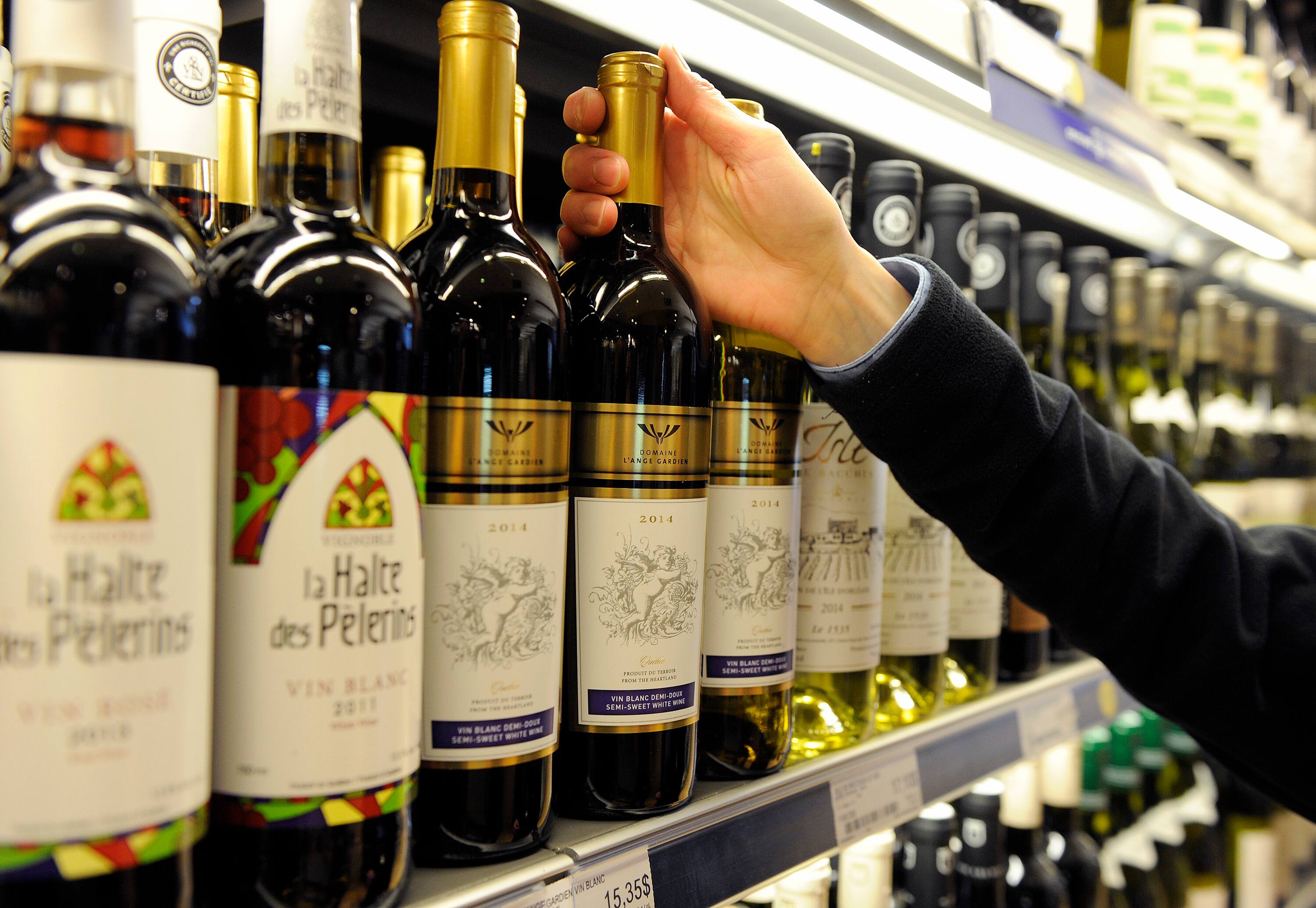 Les Québécois délaissent l’alcool et la SAQ hausse les prix | JDQ