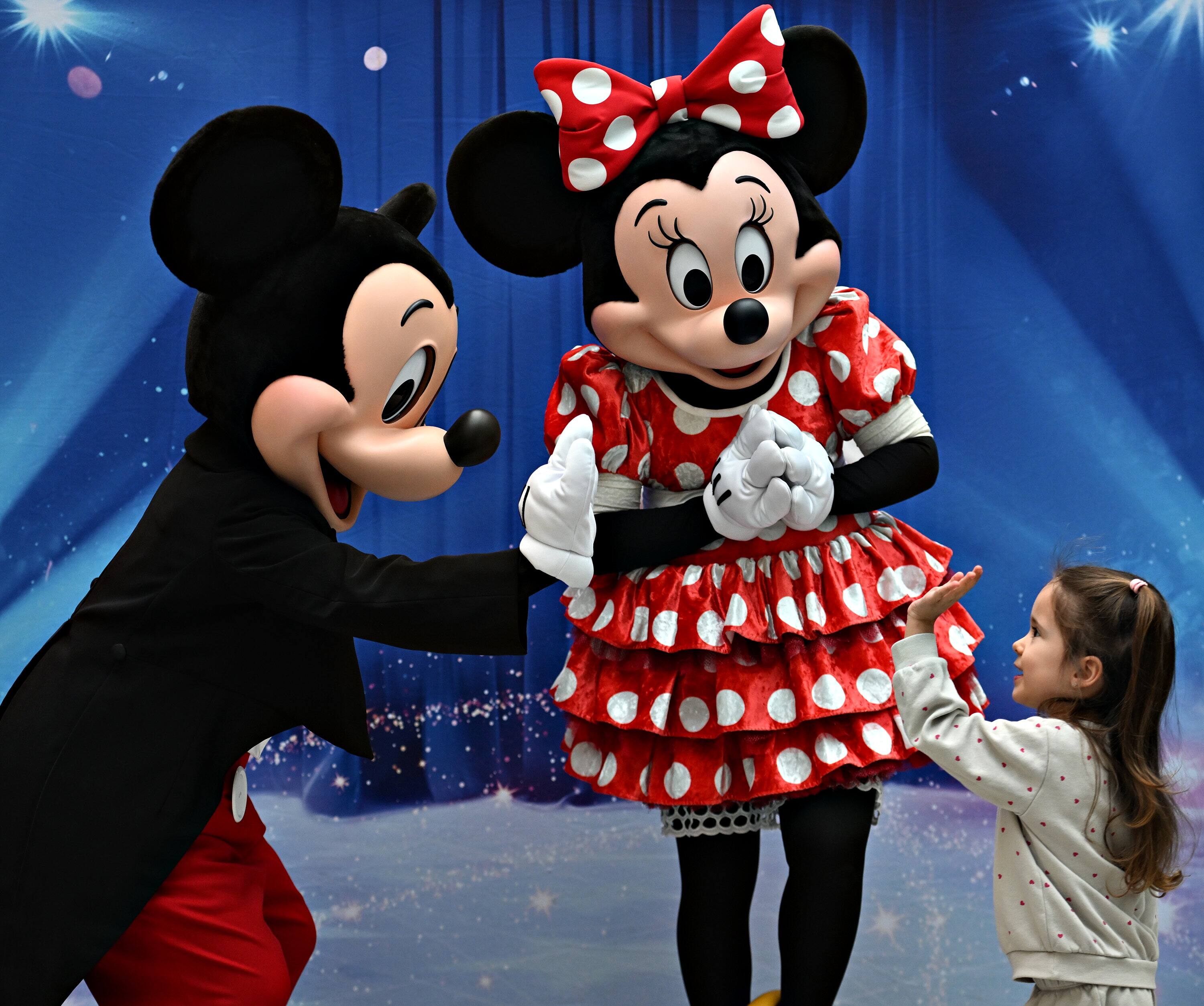 La belle visite de Mickey et Minnie au Centre mère-enfant Soleil du CHU ...