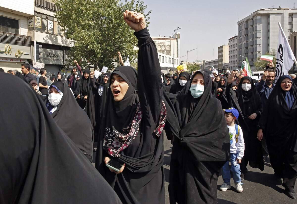 Des milliers d’Iraniens dans la rue pour défendre le port du voile ...