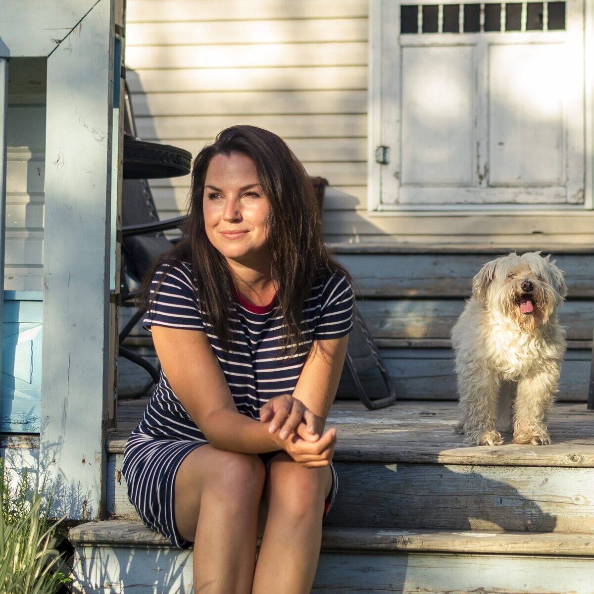 La chanteuse Gabrielle Destroismaisons offre une nouvelle version ...