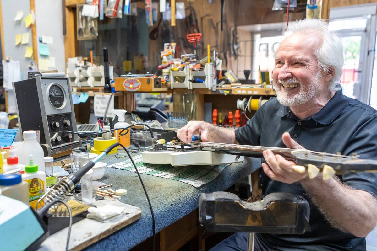 Michel Fournelle: le luthier des plus grands chanteurs de la musique ...