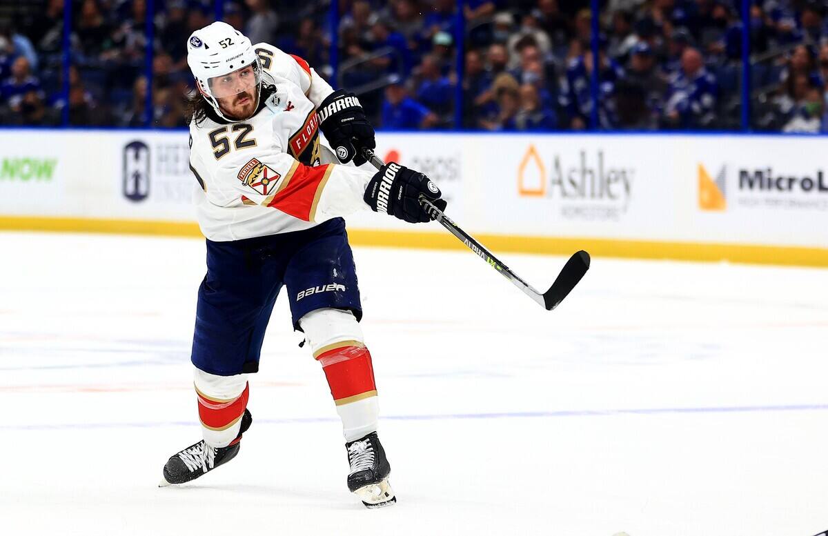 MacKenzie Weegar à Calgary pour y rester - TVA Sports