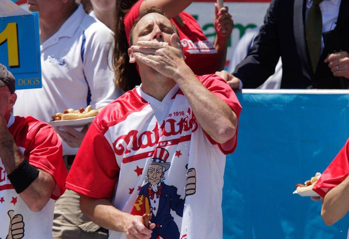 Nouveau record: Joey Chestnut engloutit 75 hot-dogs en 10 minutes | JDQ