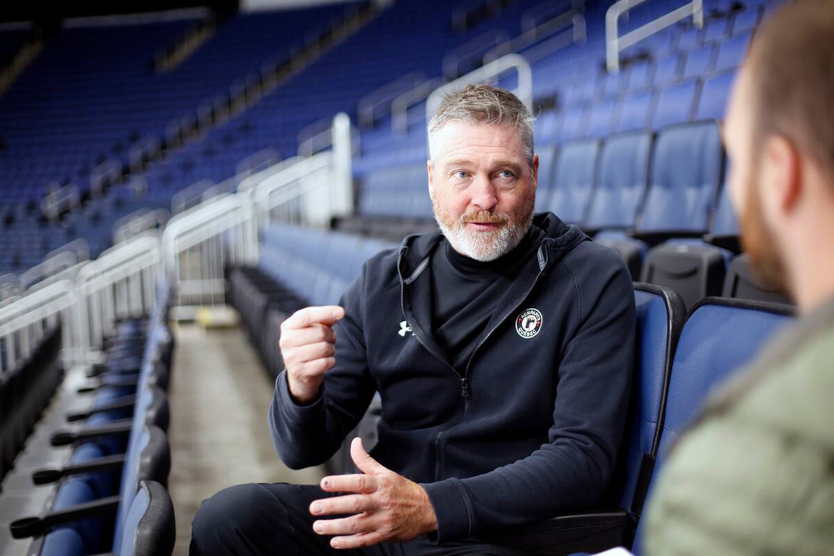 Patrick Roy derrière le banc des Sénateurs? - TVA Sports
