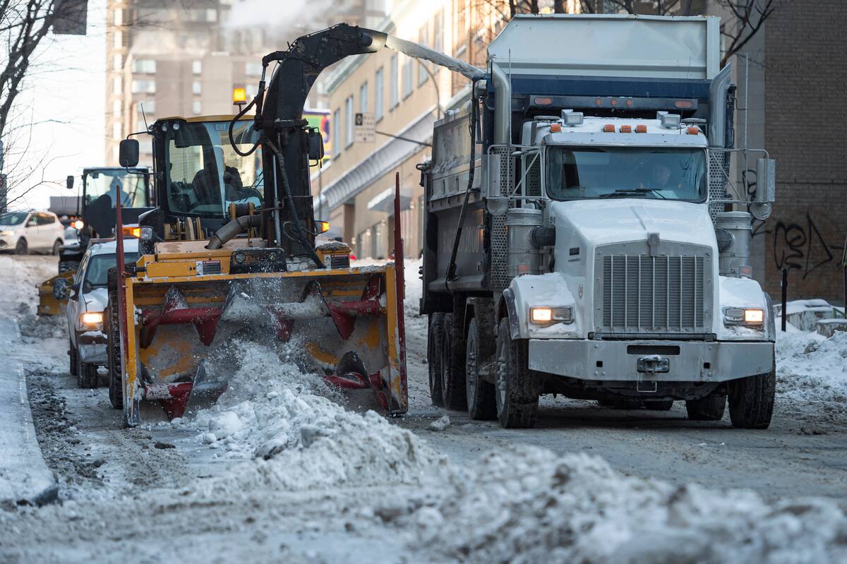 Première opération de chargement de la neige de la saison à Montréal ...