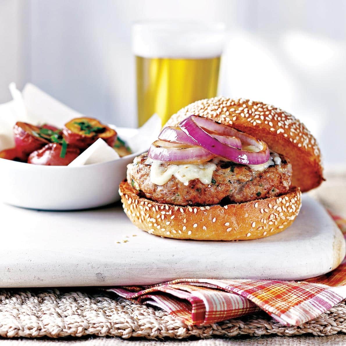 Hamburgers au porc et à l'oignon rouge grillé | Coup de pouce