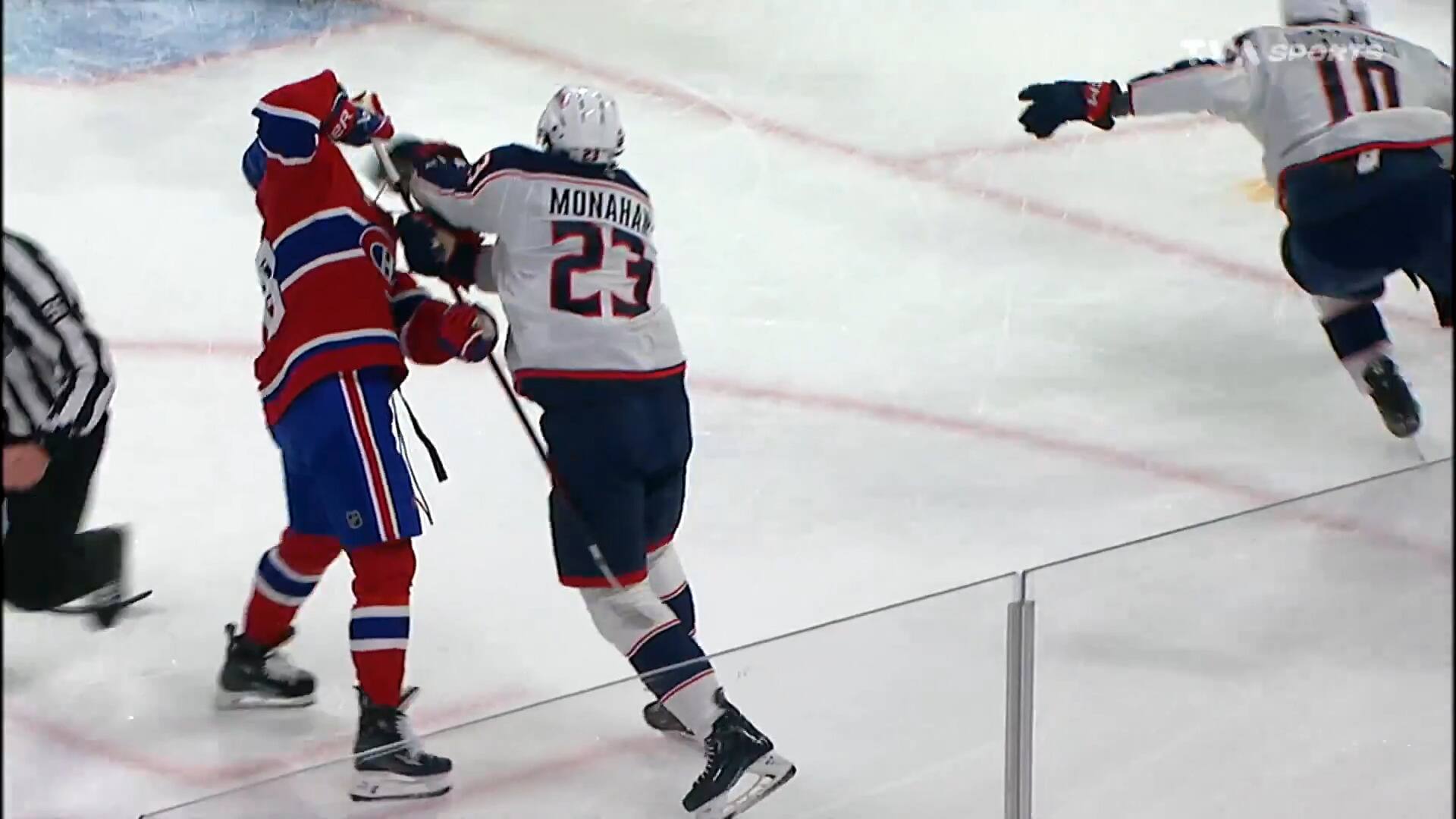 Sean Monahan... vole le bâton de Lane Hutson?! - TVA Sports