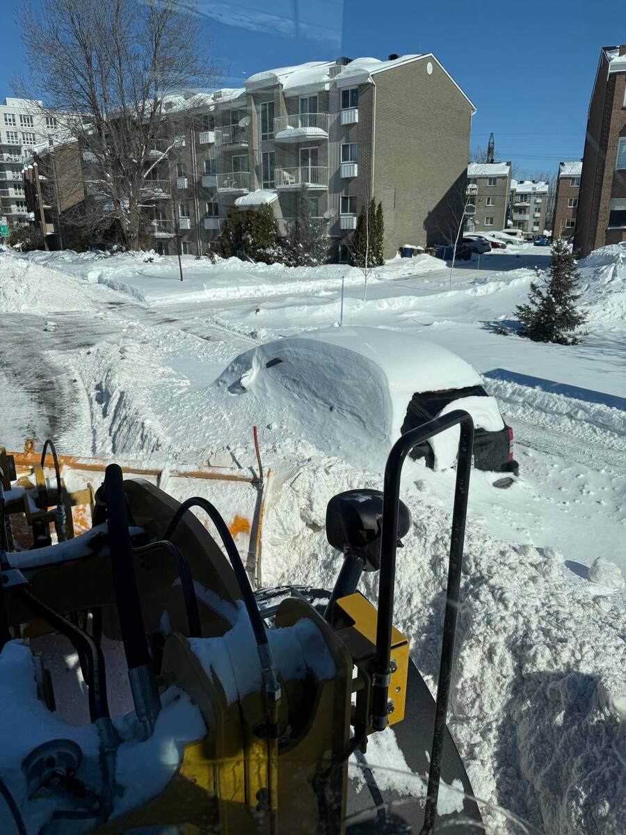 Plusieurs véhicules endommagés: des déneigeurs qui ramassent la neige ...