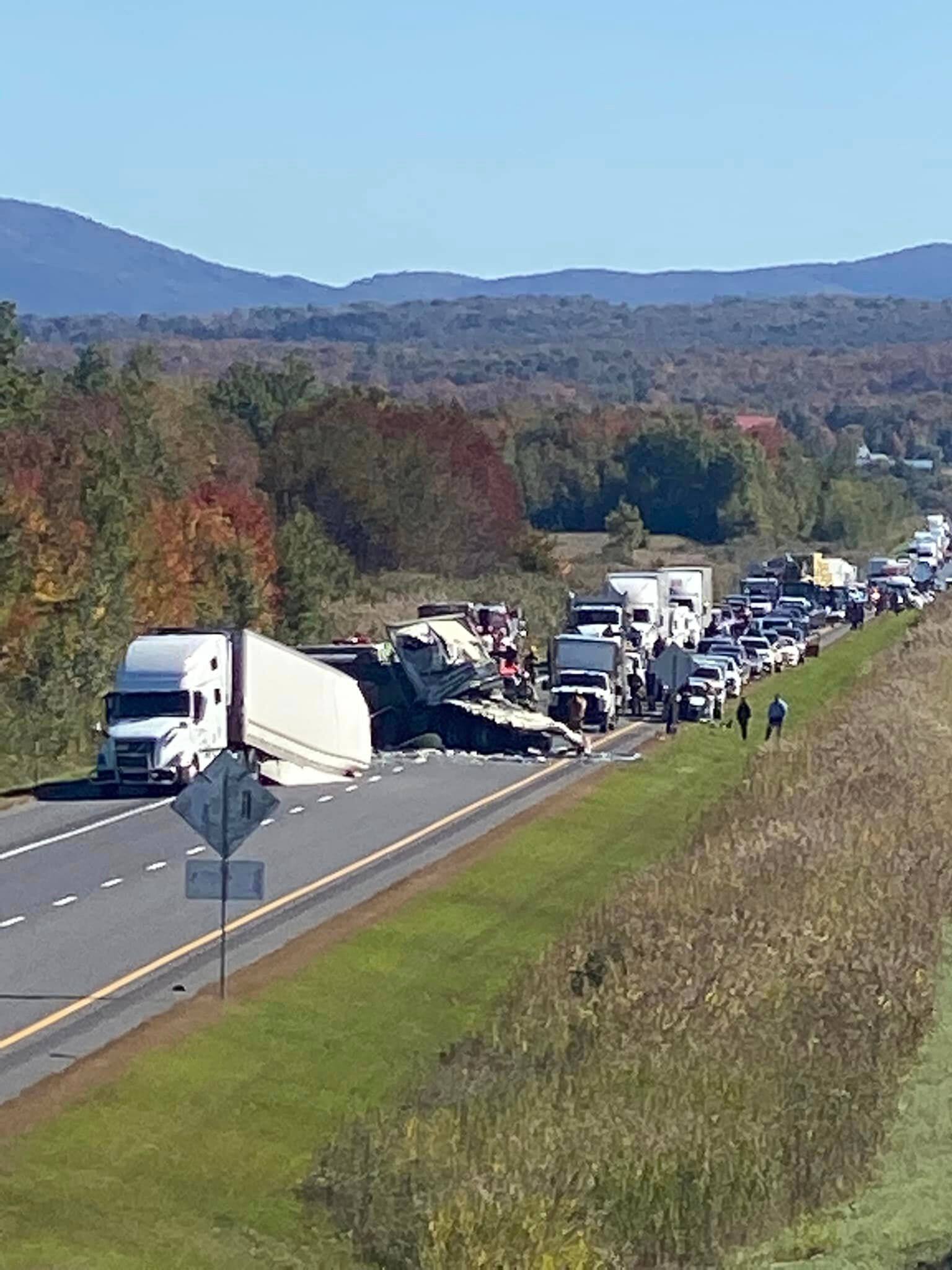 [EN IMAGES] Une énorme collision force la fermeture de l’autoroute 10 à ...