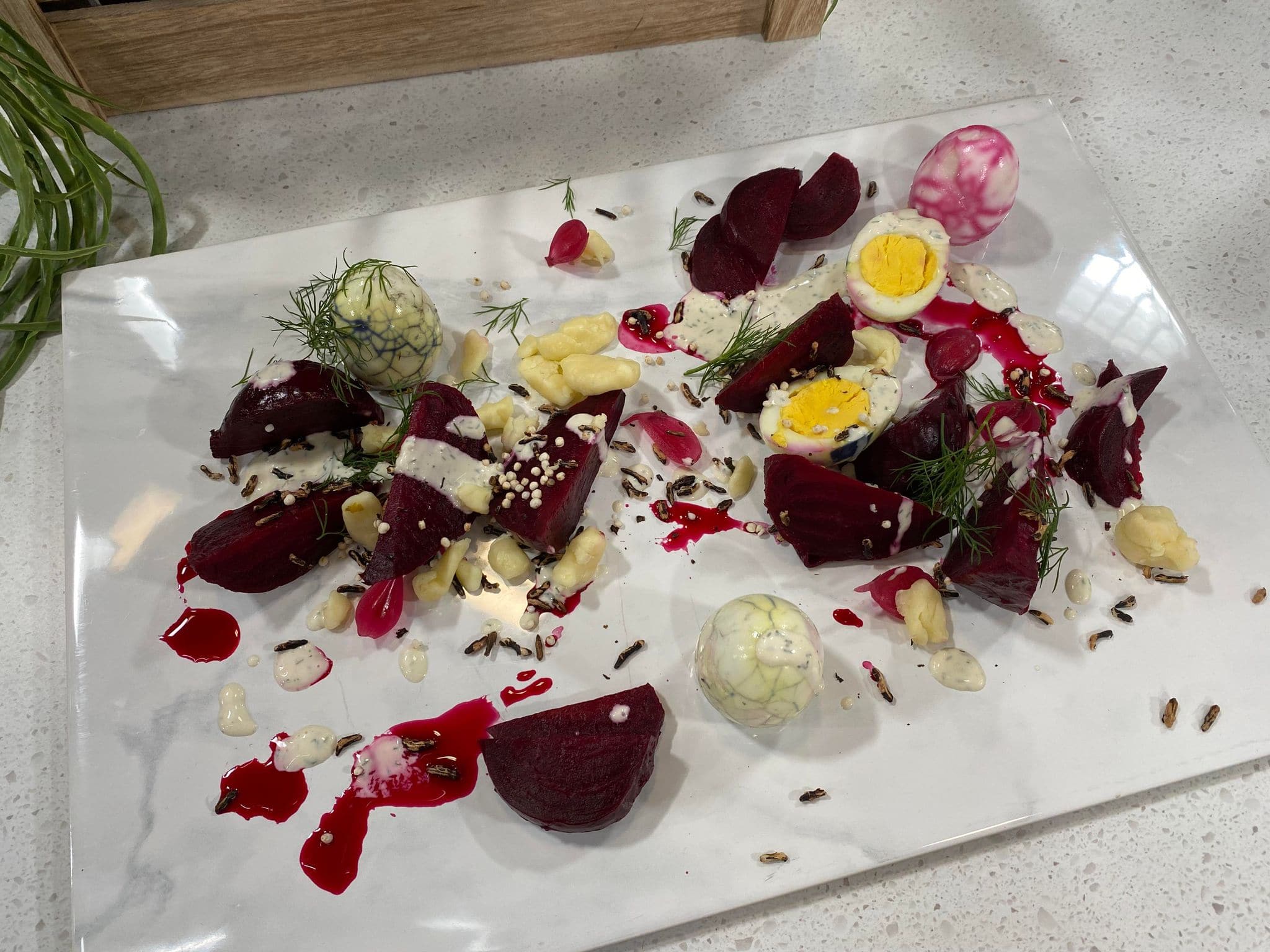 Salade de betteraves, fromage en grains, œufs épeurants, vinaigrette ...