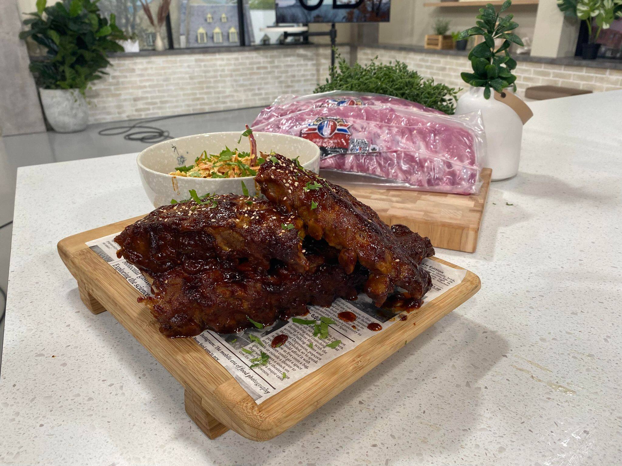Côtes de dos de porc marinées à la coréenne avec salade de chou épicée ...