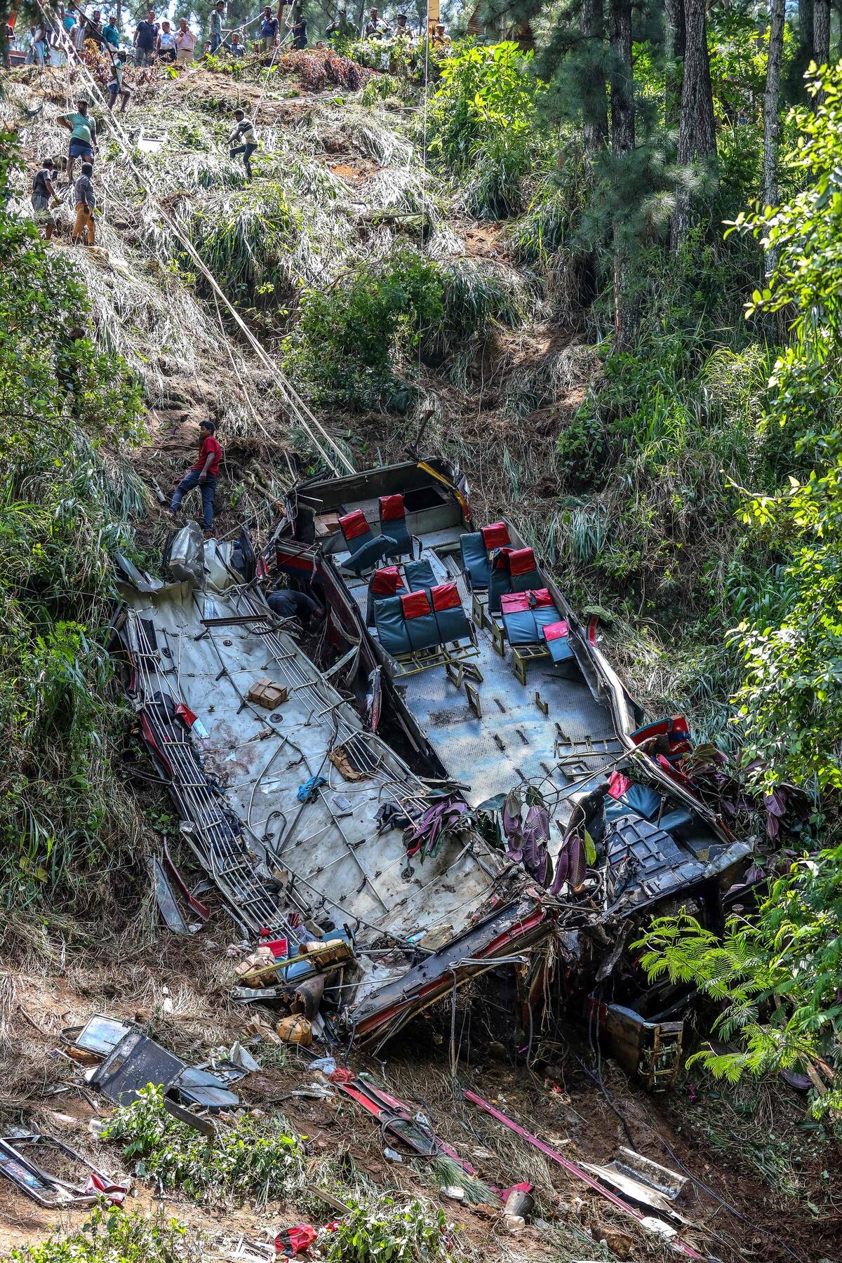 EN IMAGES | Au moins 21 morts dans un accident de bus au Sri Lanka | JDM