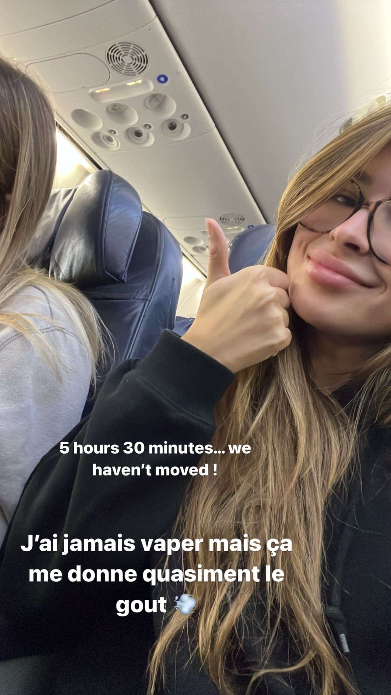 L’influenceuse Élisabeth Rioux reste coincée 7h dans un avion et s’en ...