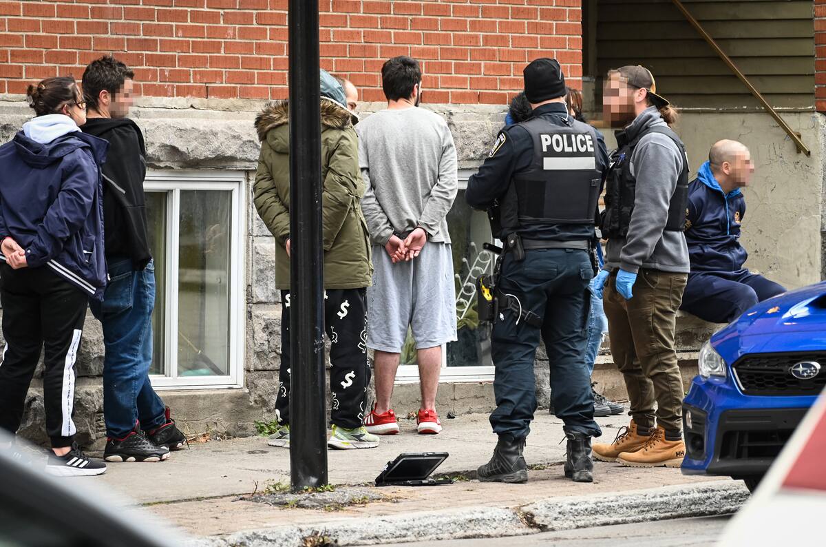 Cinq arrestations lors d’une descente policière au centre-ville | TVA ...