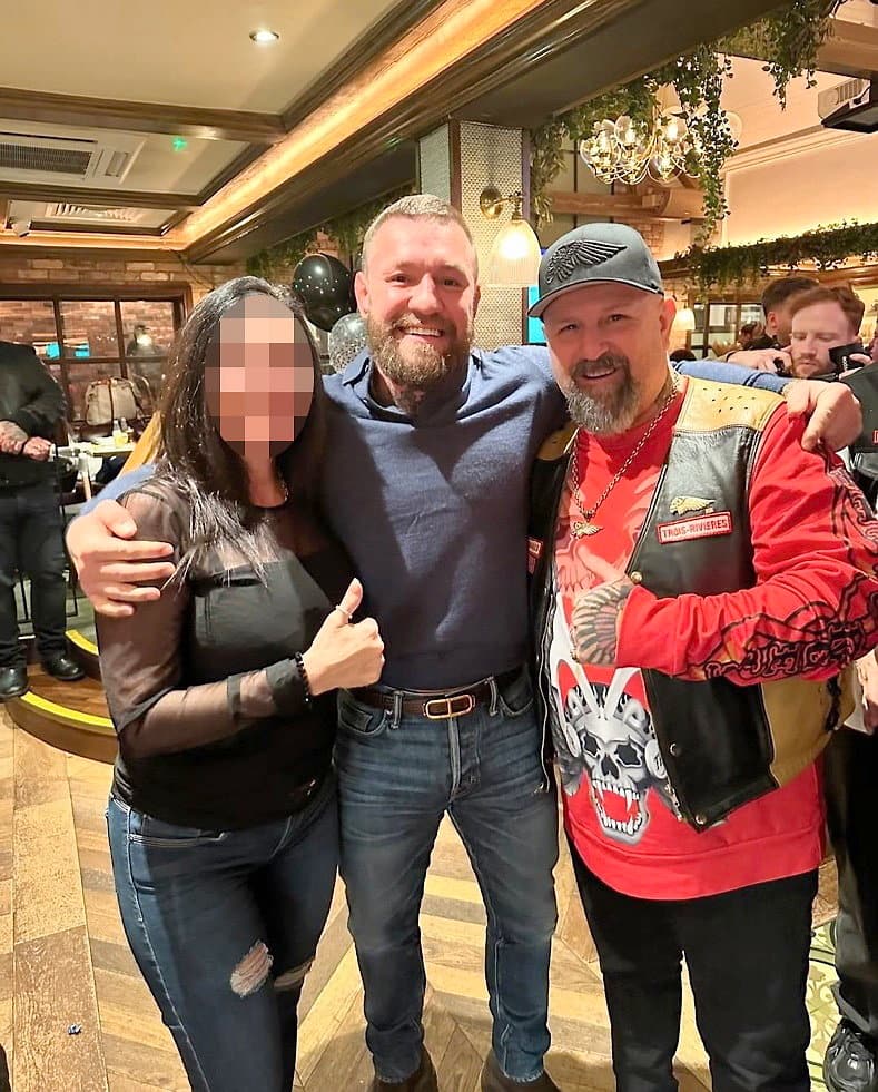 Conor McGregor avec un influent Hells Angels de Trois-Rivières, dans un bar de Dublin en Irlande ...