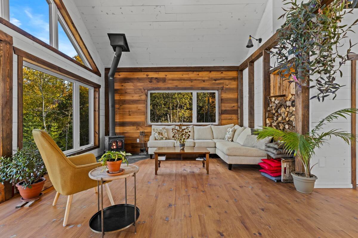 Ce chalet contemporain au bord du lac est à vendre et c’est le coup de ...